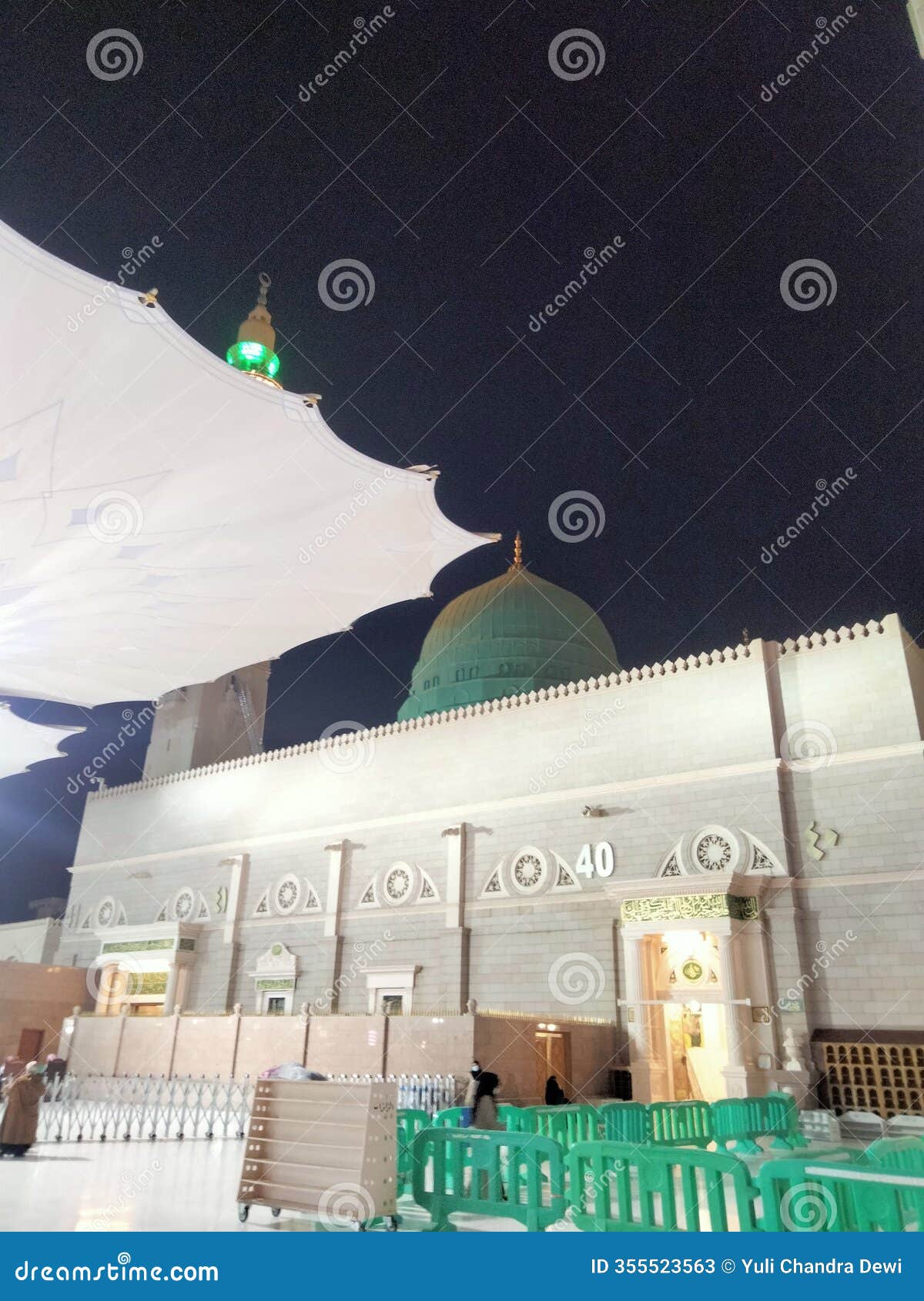 Nabawi Mosque at Night with the People of the Prophet Muhammad SAW ...