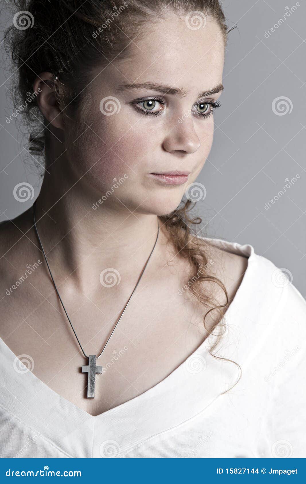 Nachdenkliche Frau stockfoto. Bild von grün, fromm, studio - 15827144 Nachdenkliche Frau stockfoto. Bild von grün, fromm, studio - 15827144