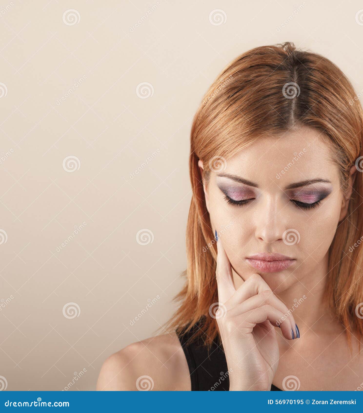 Nachdenkliche junge Frau stockbild. Bild von schönheit - 56970195