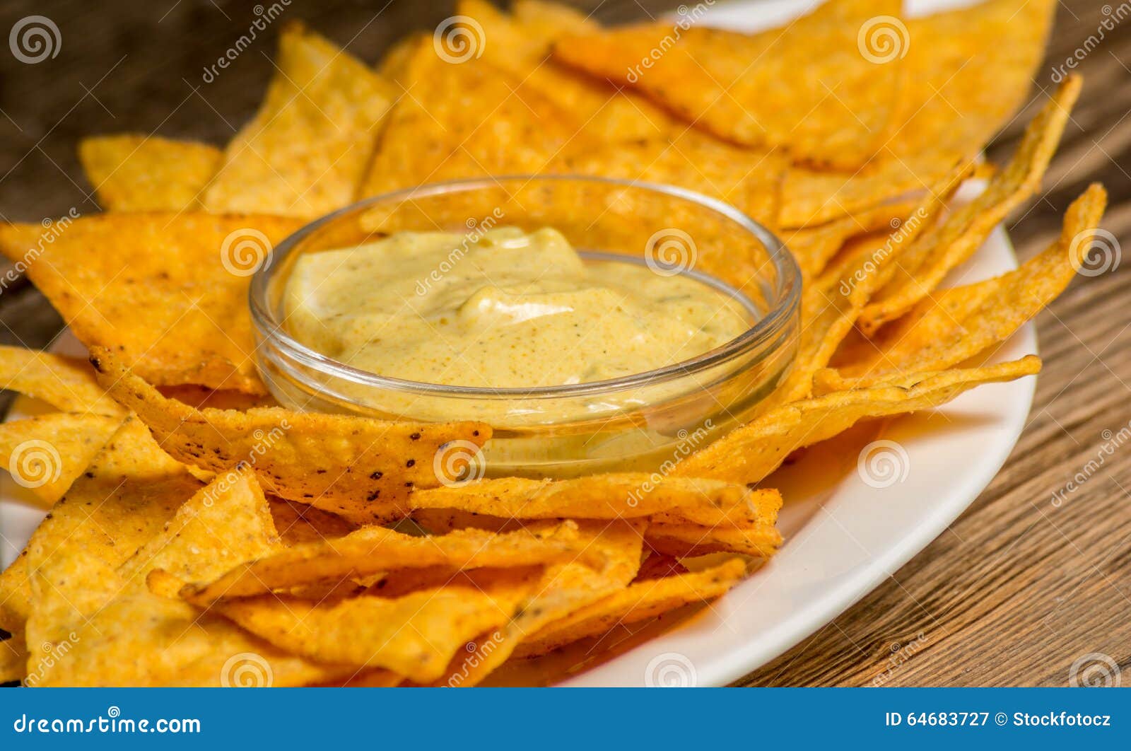 Nachos Avec De La Sauce Au Fromage Image stock - Image du puce, frit ...