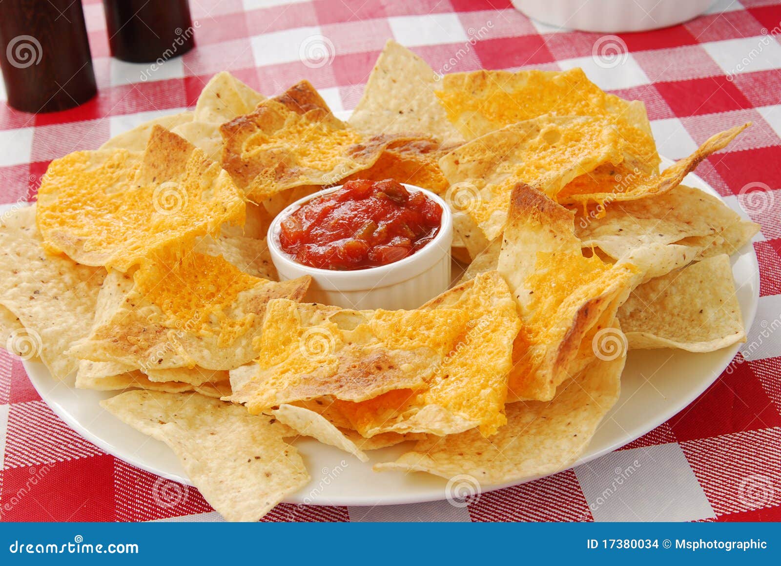 Nachos Avec Du Fromage Fondu Photo stock - Image du salé, tortilla ...