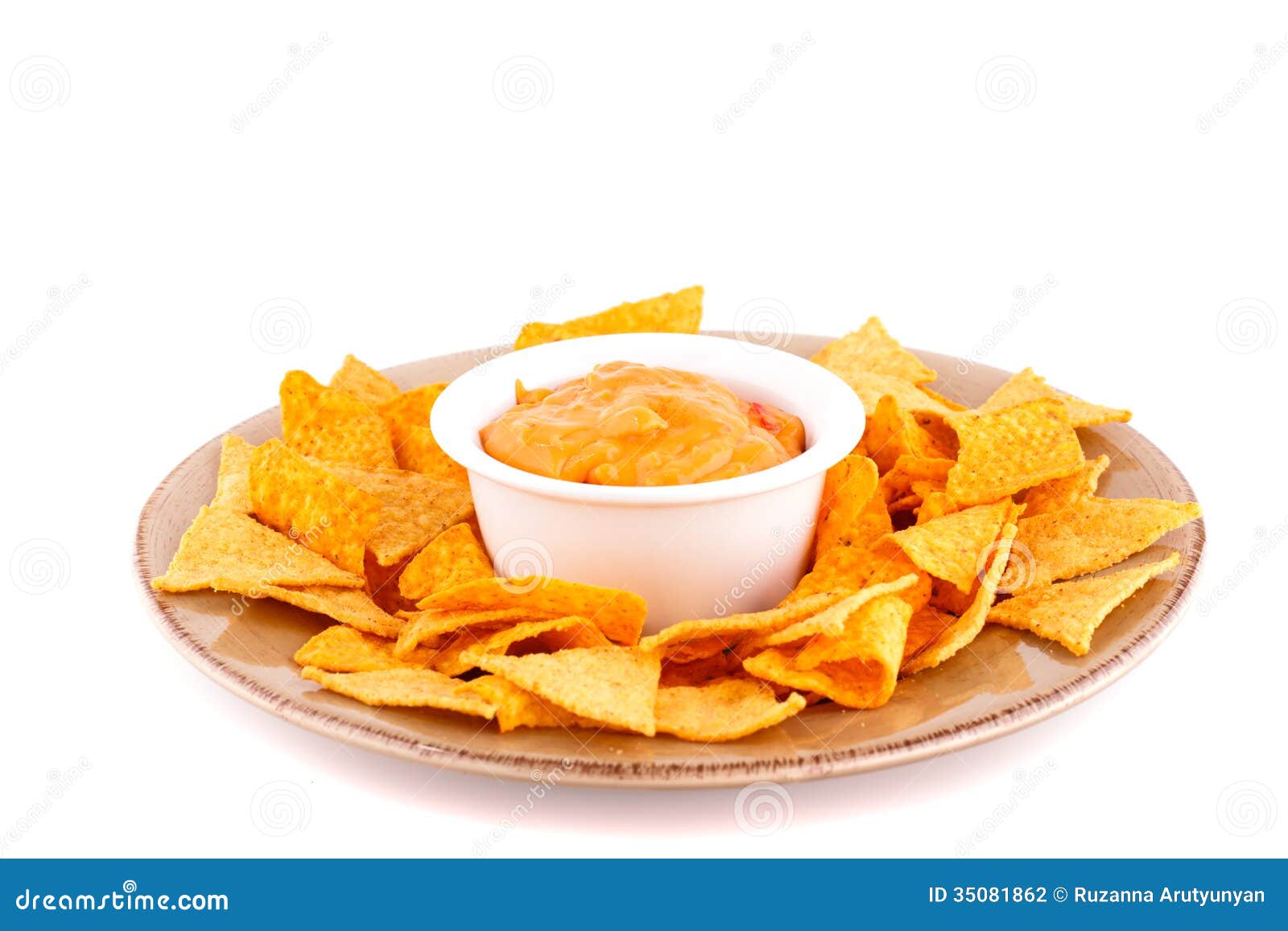 Nachos et sauce au fromage photo stock. Image du croquant - 35081862