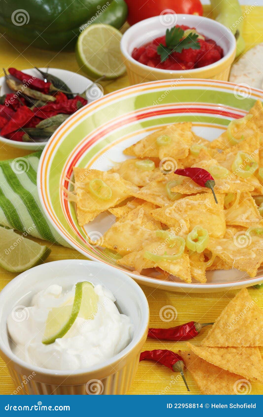 Nachos Mit Salsa Und Saurer Sahne Stockfoto - Bild von mexiko ...