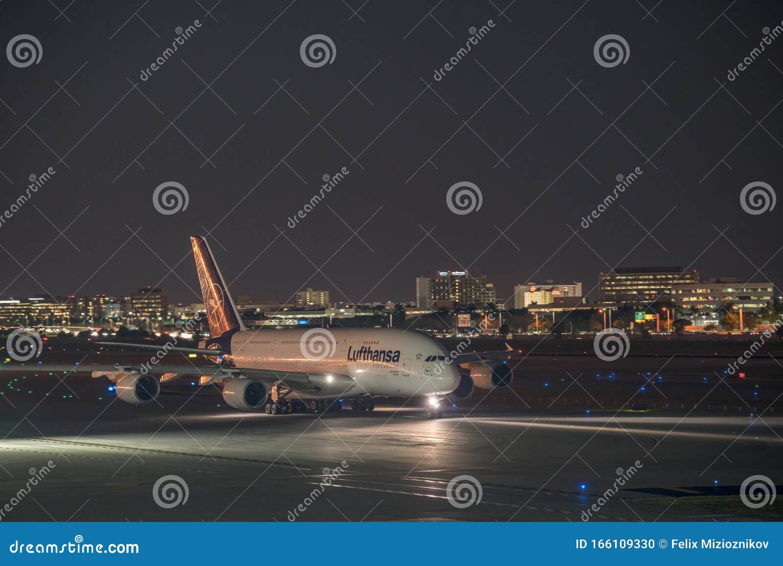 Nachtfoto Eines Lufthansa-Flugzeugs am Internationalen Flughafen Miami ... Nachtfoto Eines Lufthansa-Flugzeugs am Internationalen Flughafen Miami ...