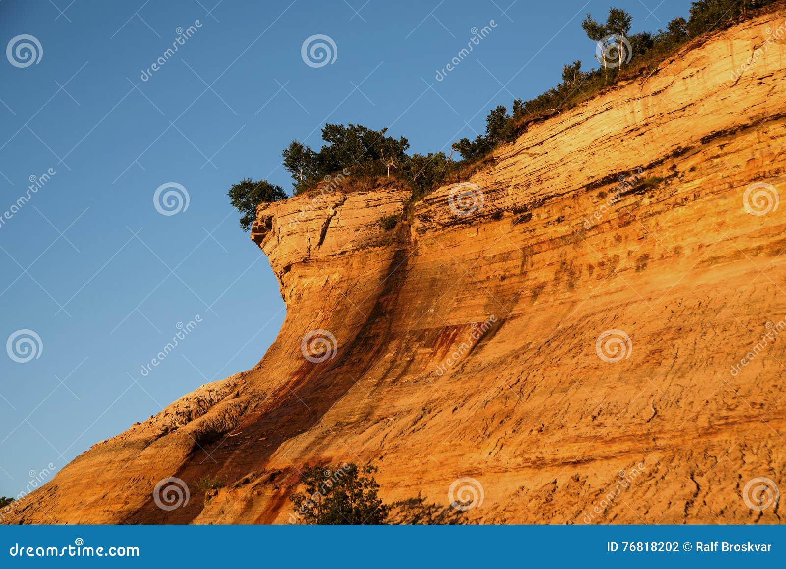 Nacional Representado De Las Rocas a Orillas Del Lago Foto de archivo ...