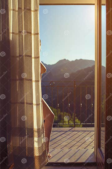 Nackte Frau Auf Dem Balkon Stockbild Bild Von Nacktheit 77537119
