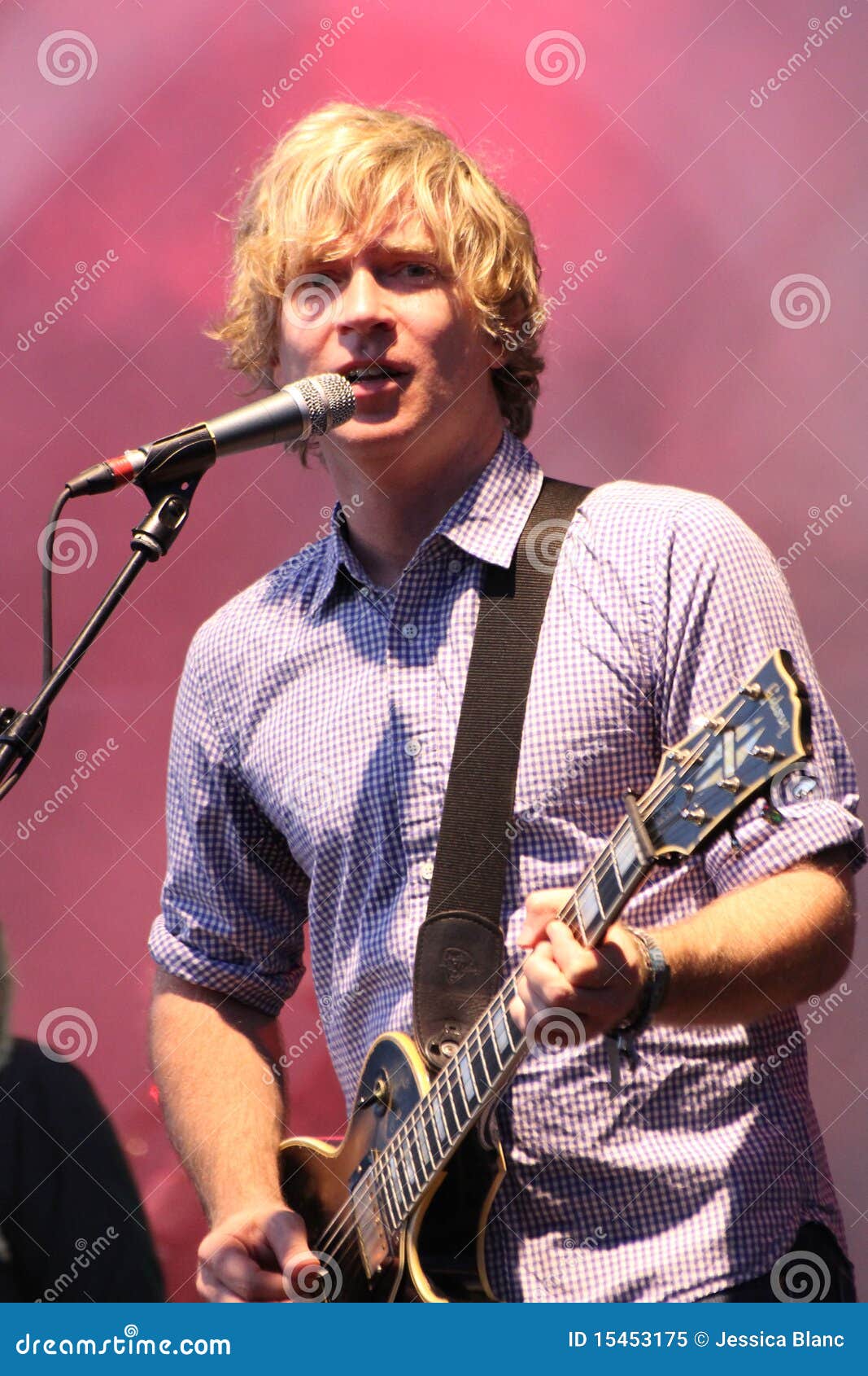 Nada Surf, Concert in Paris Editorial Image - Image of stage, musician ...