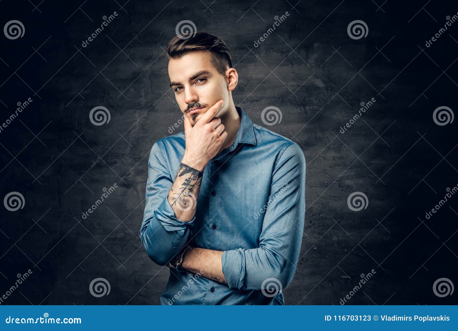 Nadenkend Mannetje Met Getatoeeerd Wapen Stock Afbeelding - Image of ...