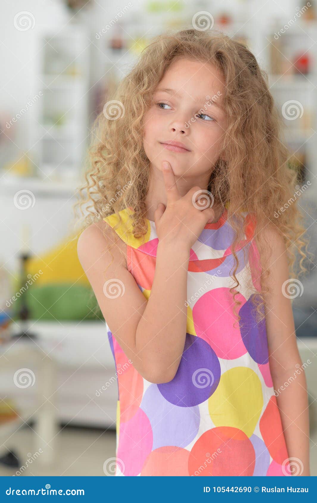 Nadenkend Meisje stock foto. Image of vreugde, jong - 105442690