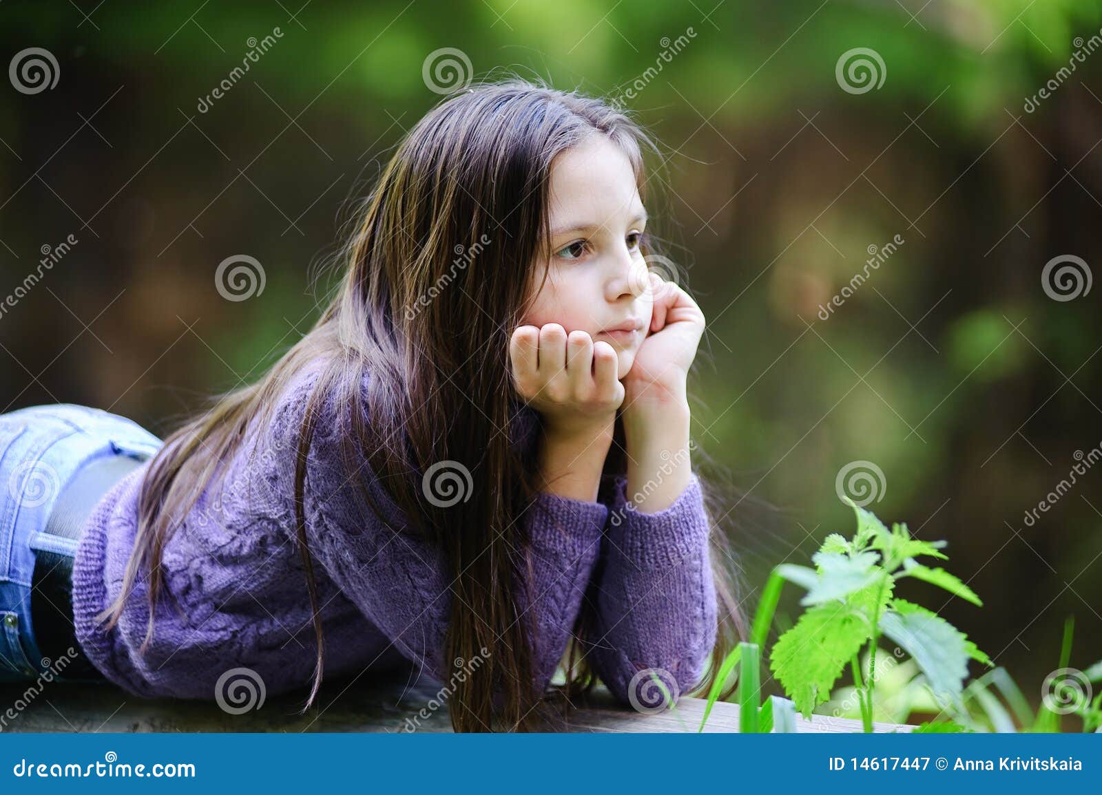 Nadenkend meisje. stock afbeelding. Image of versheid - 14617447