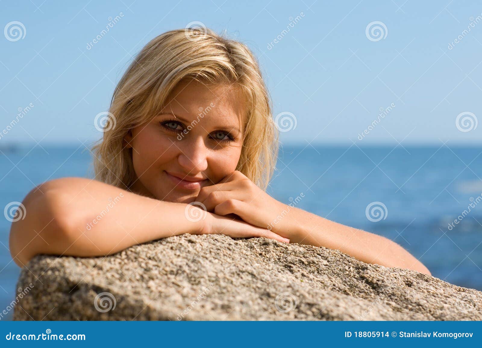 Nadenkend Meisje Op Het Strand Stock Foto - Image of nave, bikini: 18805914