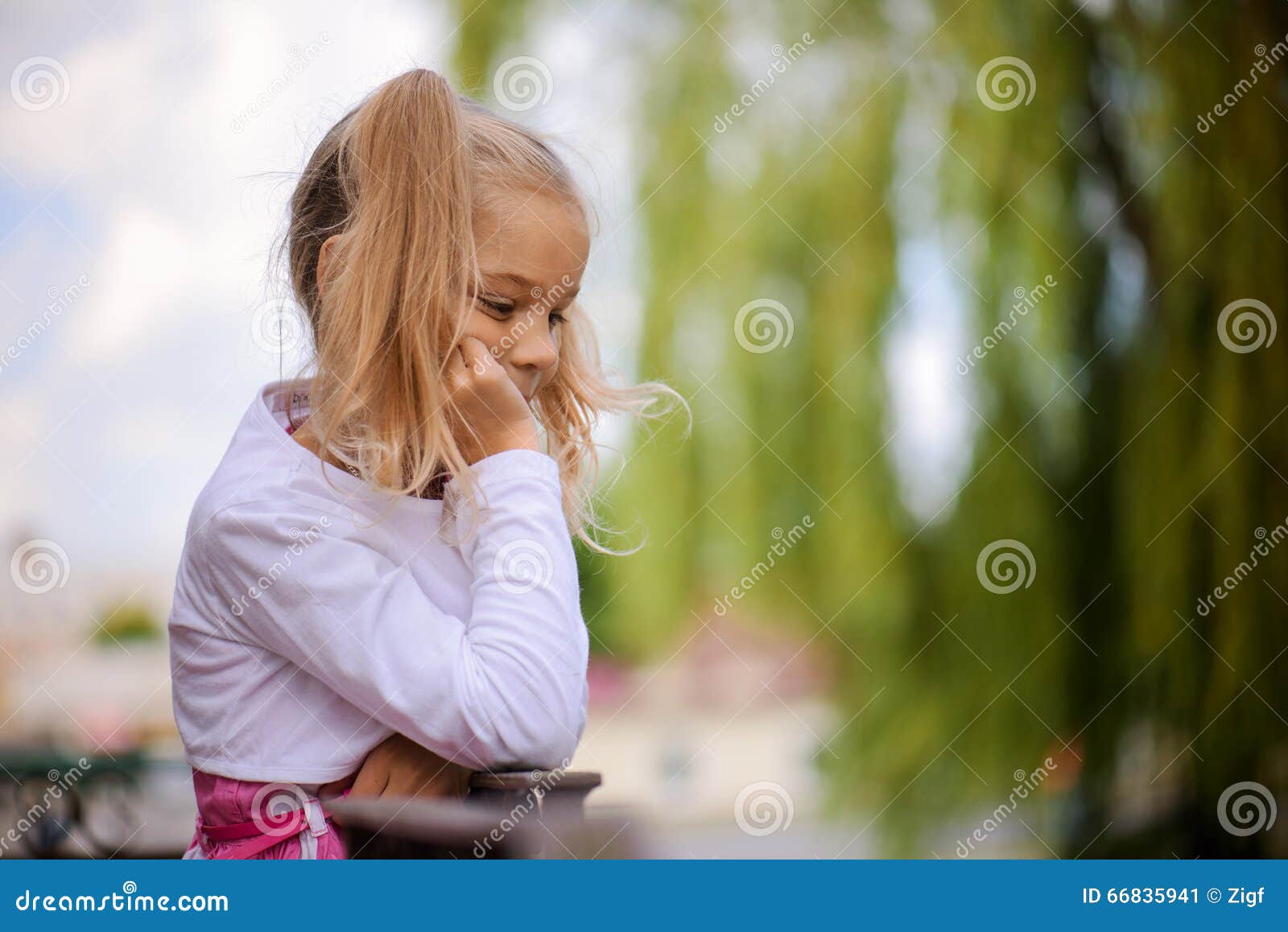 Nadenkend Meisje in Roze Kleding Stock Afbeelding - Image of japon ...