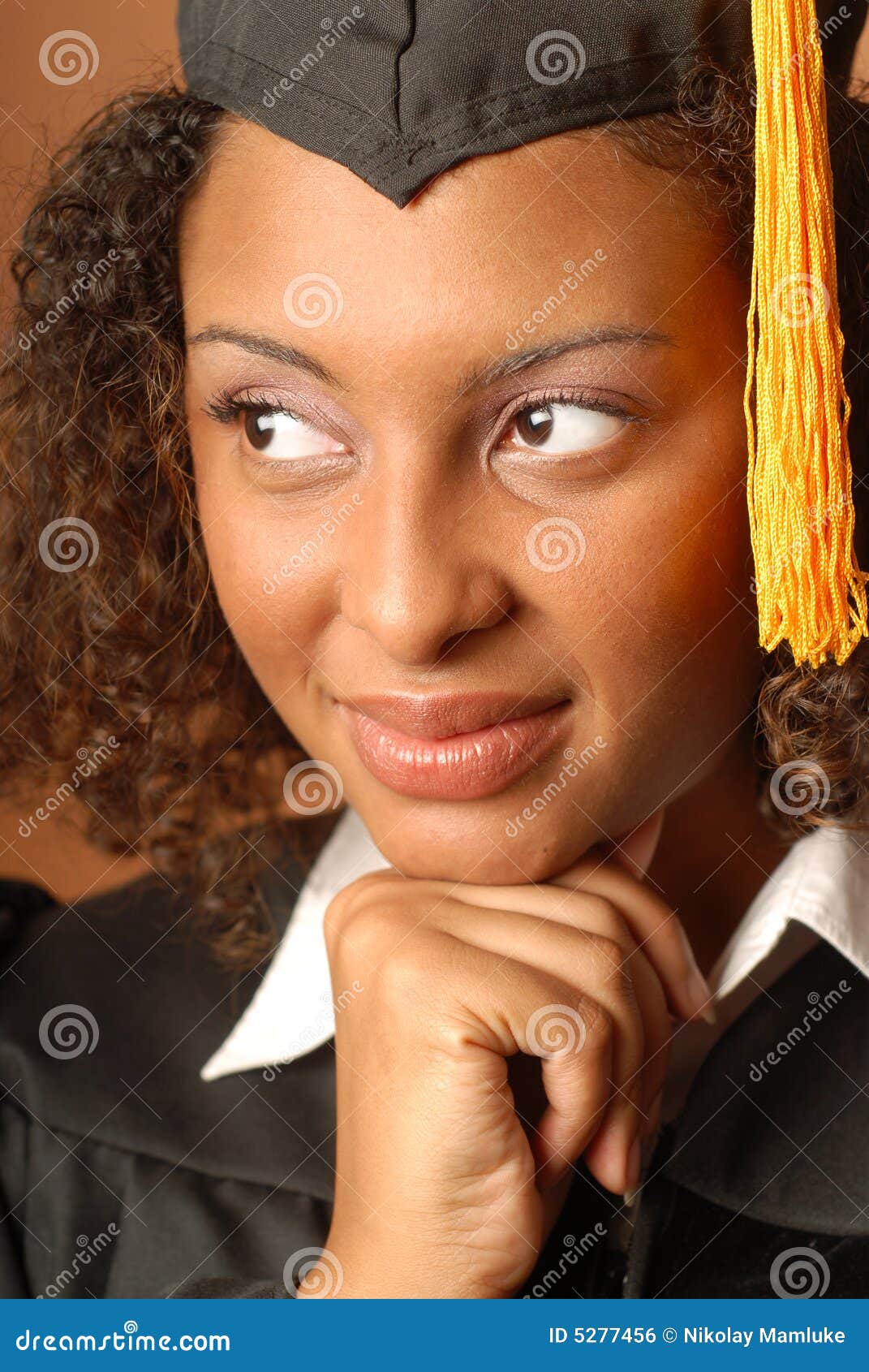 Nadenkende gediplomeerde stock foto. Image of klasse, raad - 5277456