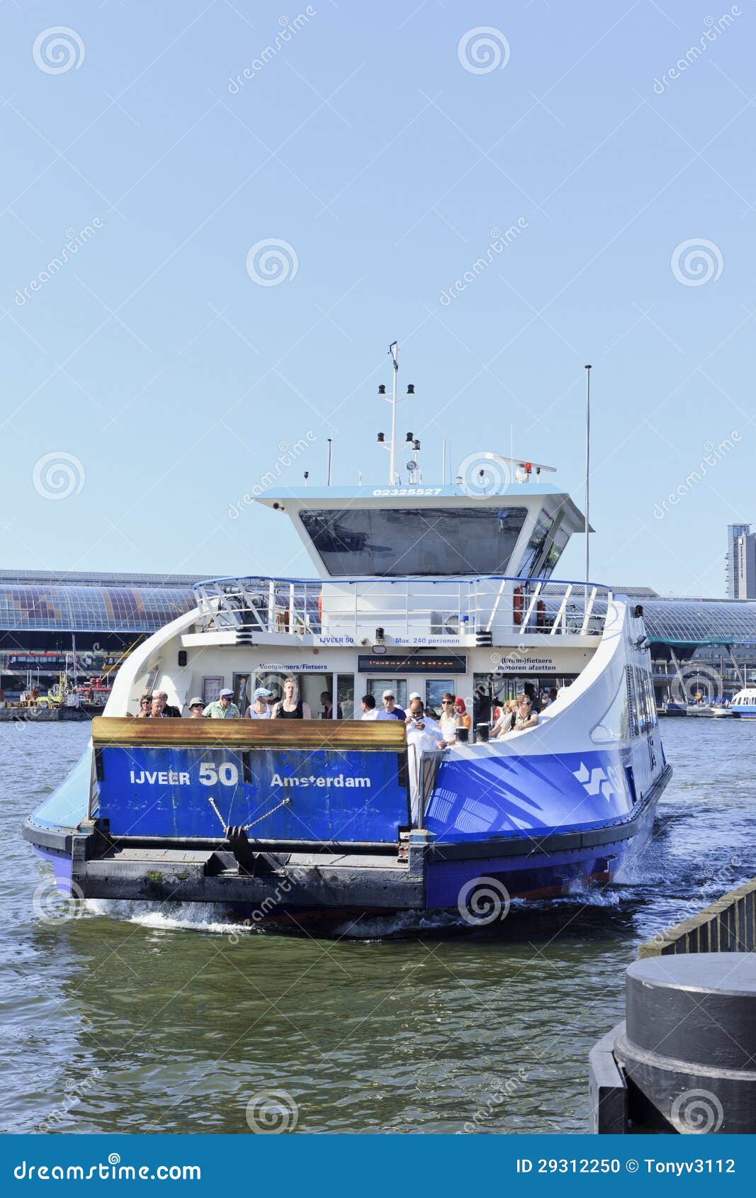 Naderbij Komende Veerboot in Amsterdam. Redactionele Afbeelding - Image ...