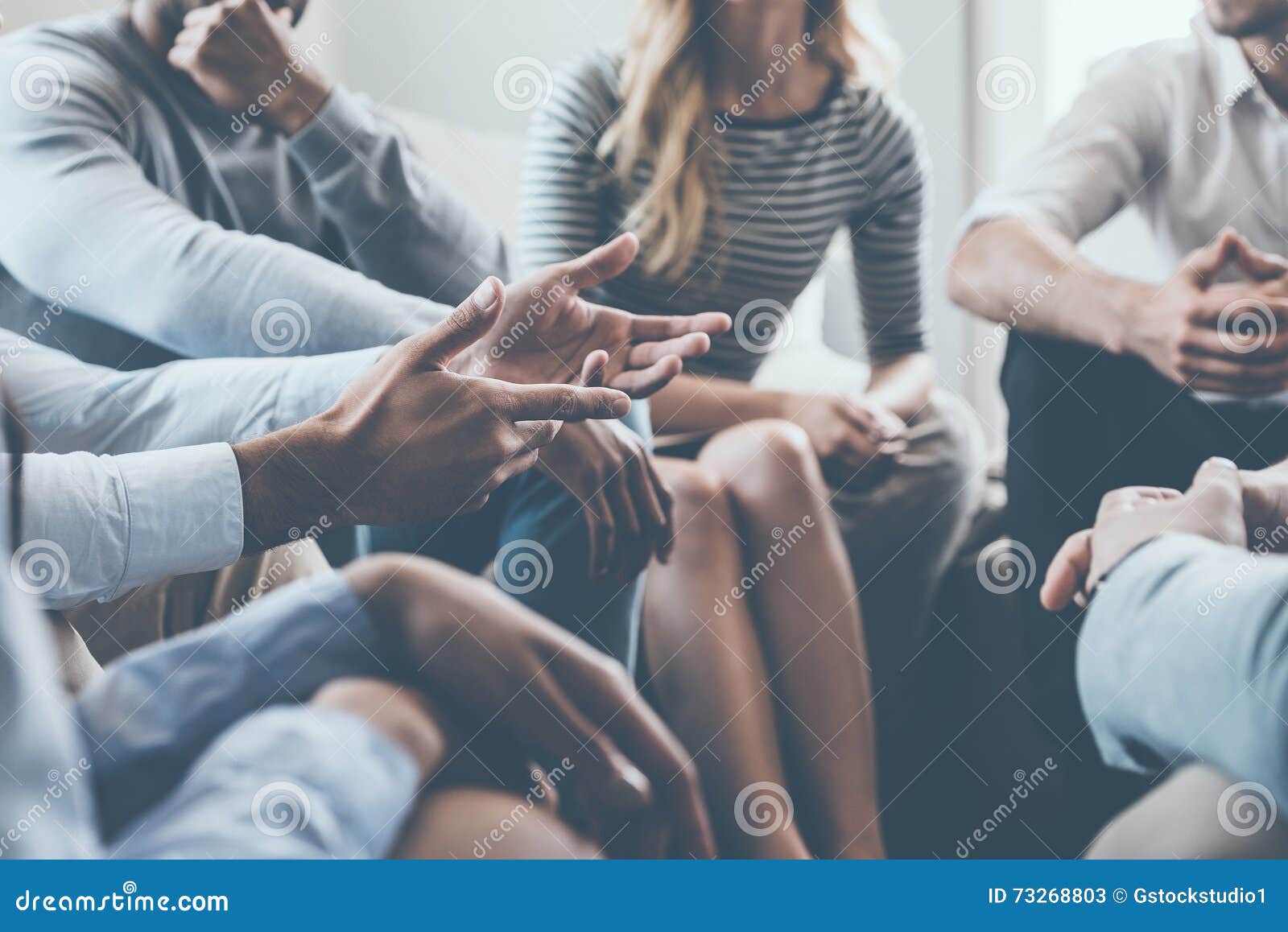 Nahaufnahme auf Diskussion stockbild. Bild von neigung - 73268803