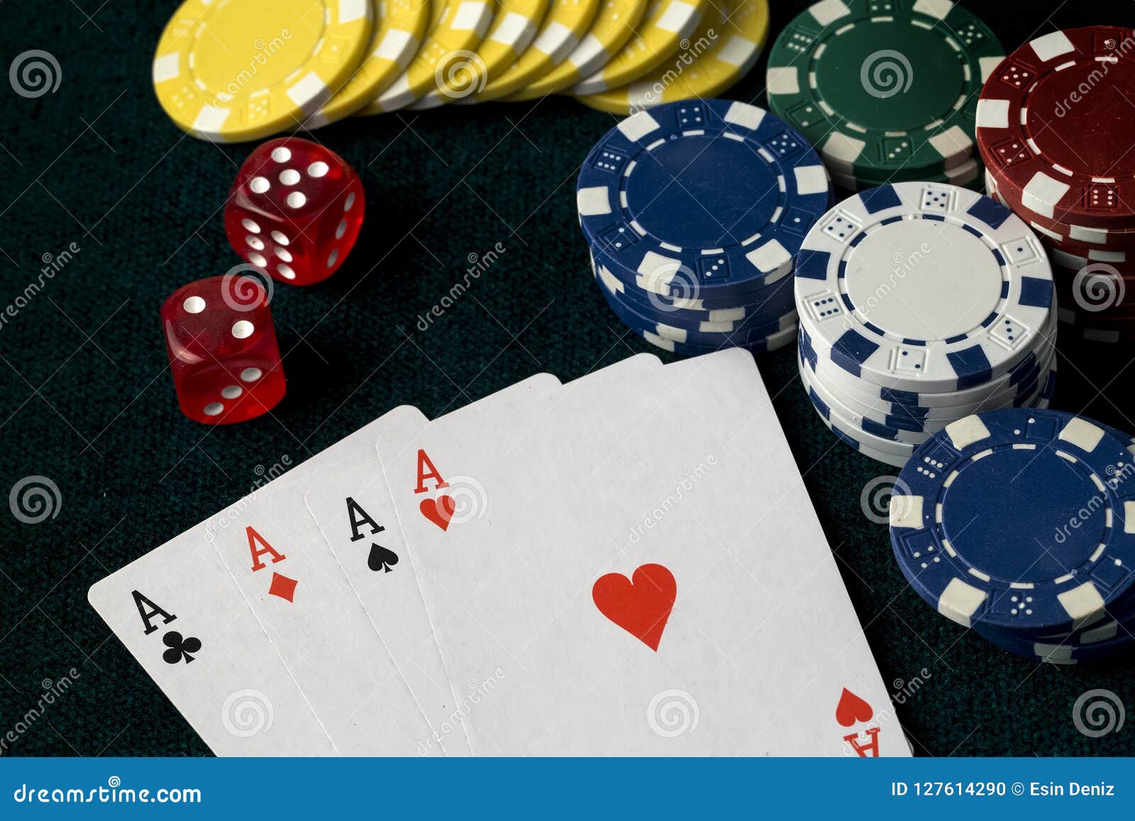 Naipes De Ace Con Los Dados Rojos Foto de archivo - Imagen de negro ...