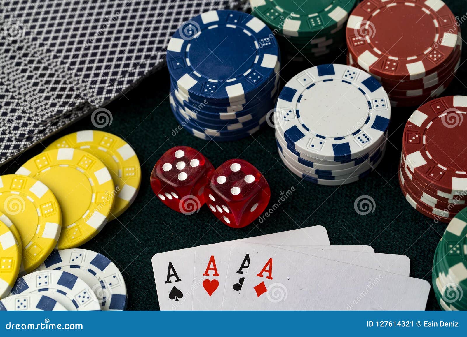 Naipes De Ace Con Los Dados Rojos Imagen de archivo - Imagen de verde ...