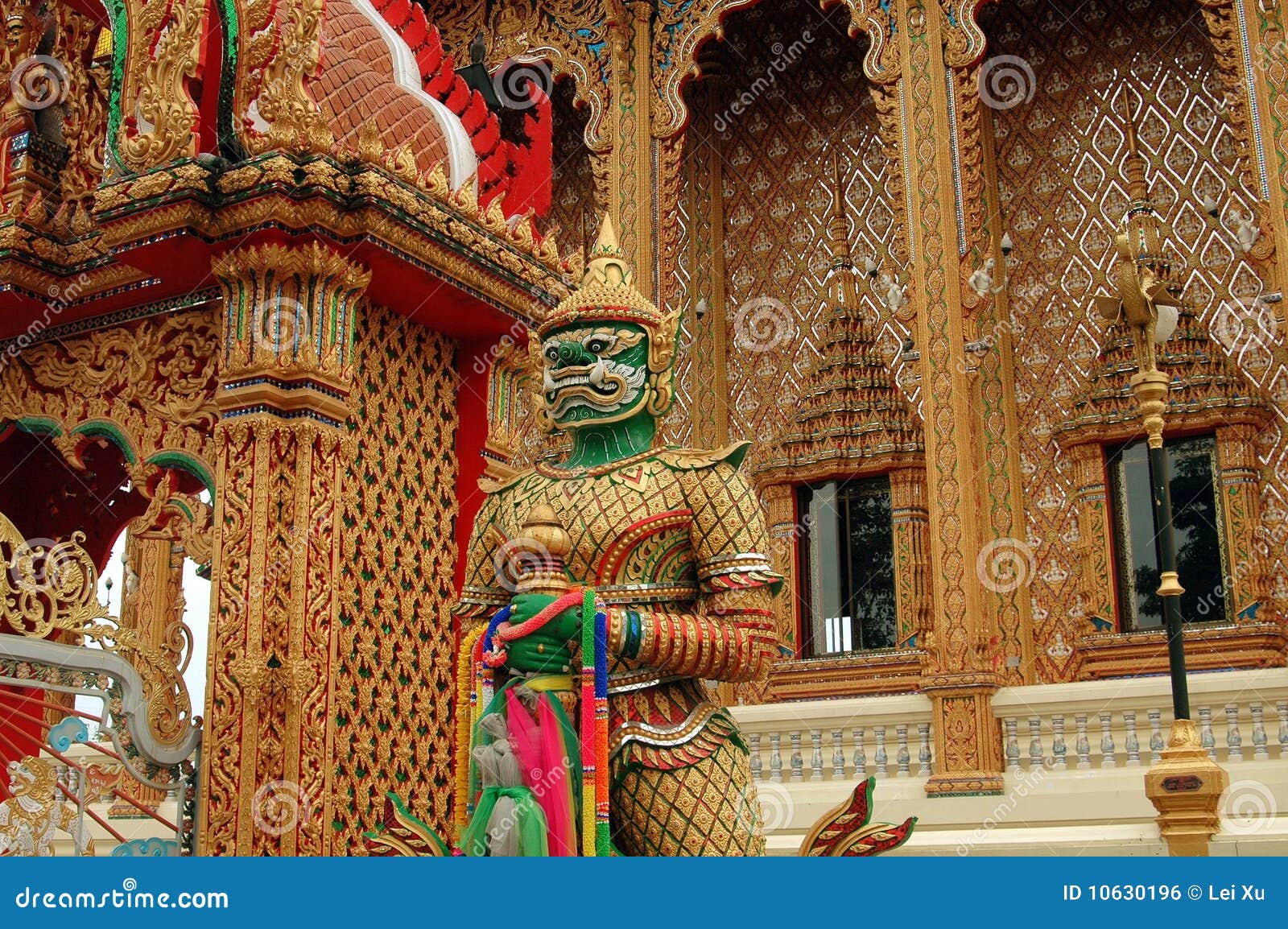 Nakhon Pathom, Tailandia: Wat Dai Lom Foto de archivo - Imagen de ...