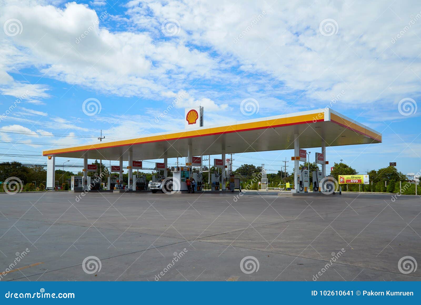 SHELL Fuel and Gas Station and Car Repair Editorial Photo - Image of ...