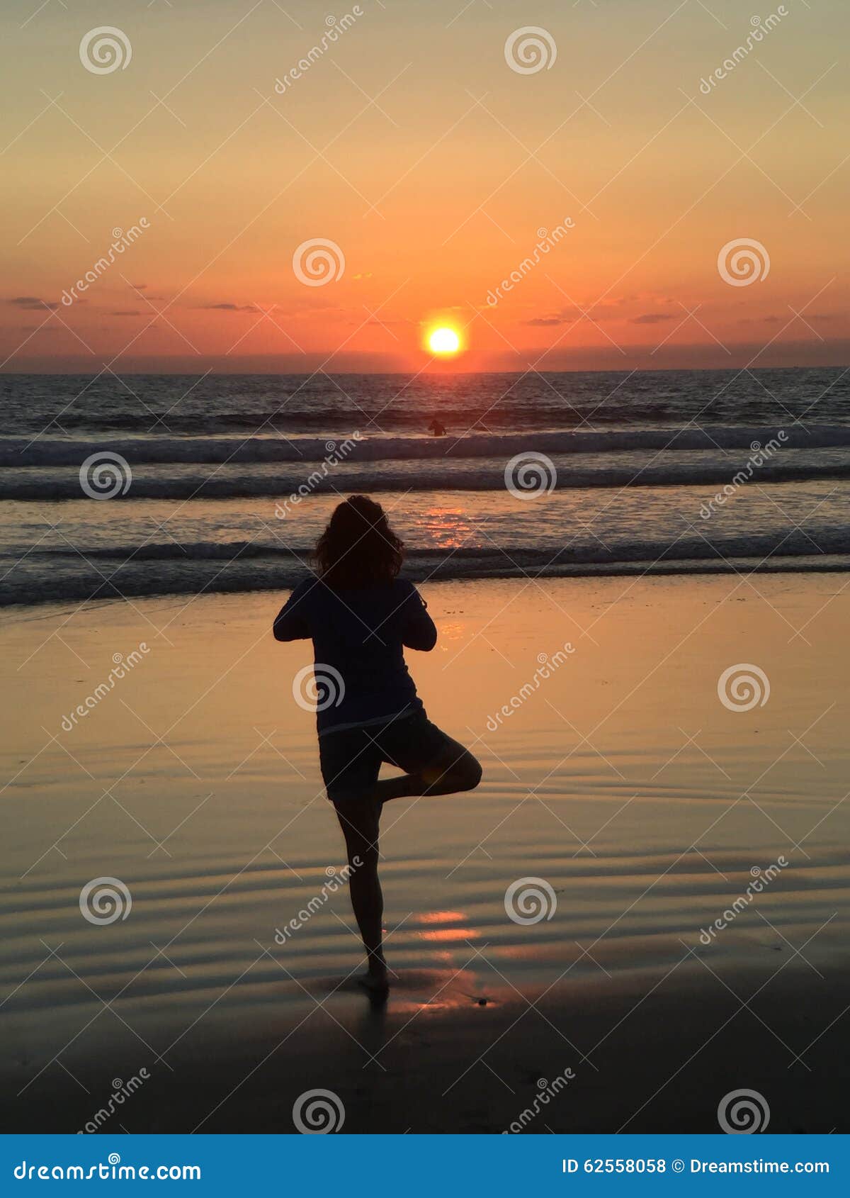 Namaste De La Puesta Del Sol Foto de archivo - Imagen de yoga, playa ...
