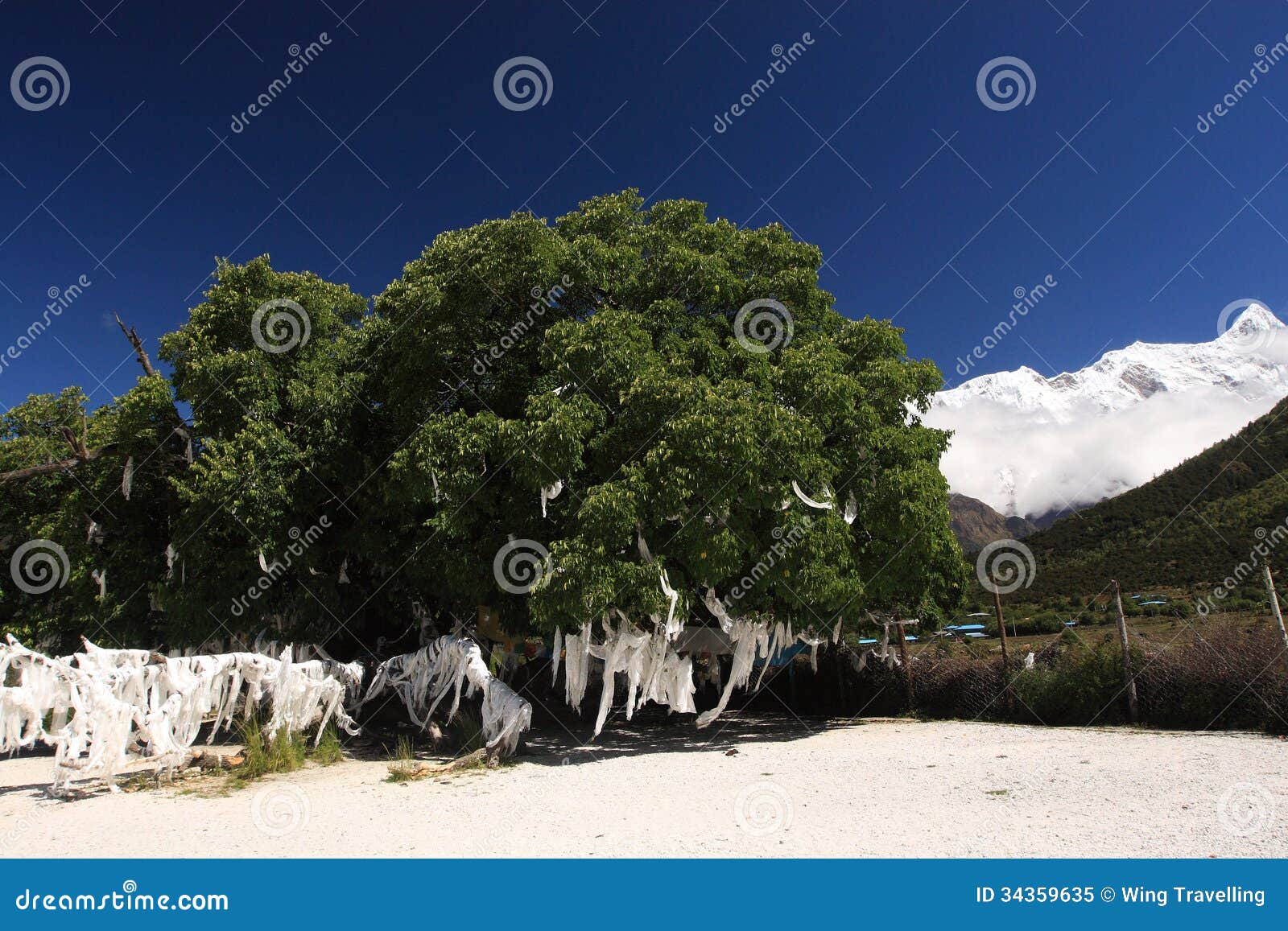 Namcha Barwa image stock. Image du paysage, nuageux, prière - 34359635