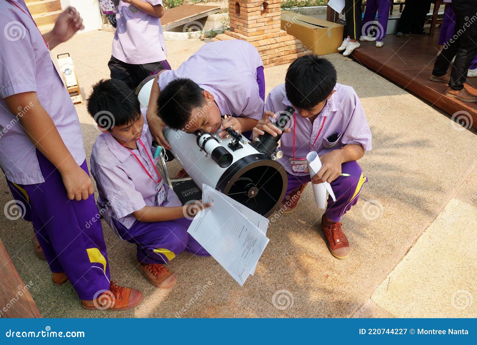 Asian Students are Using a Reflecting Telescope. Editorial Photography ...