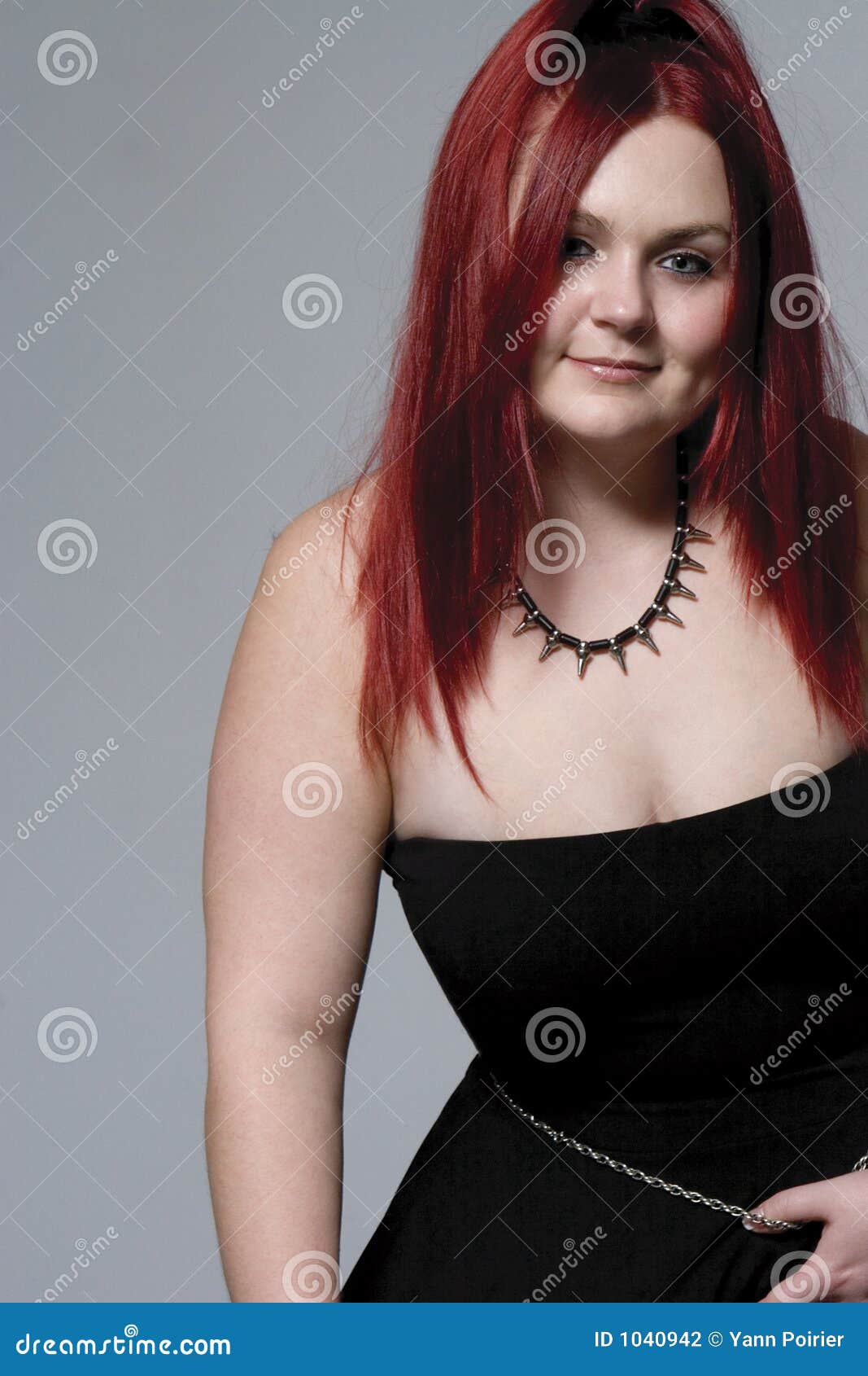 Nana Rouge De Cheveu De Roche De Goth Photo stock - Image du attrayant ...