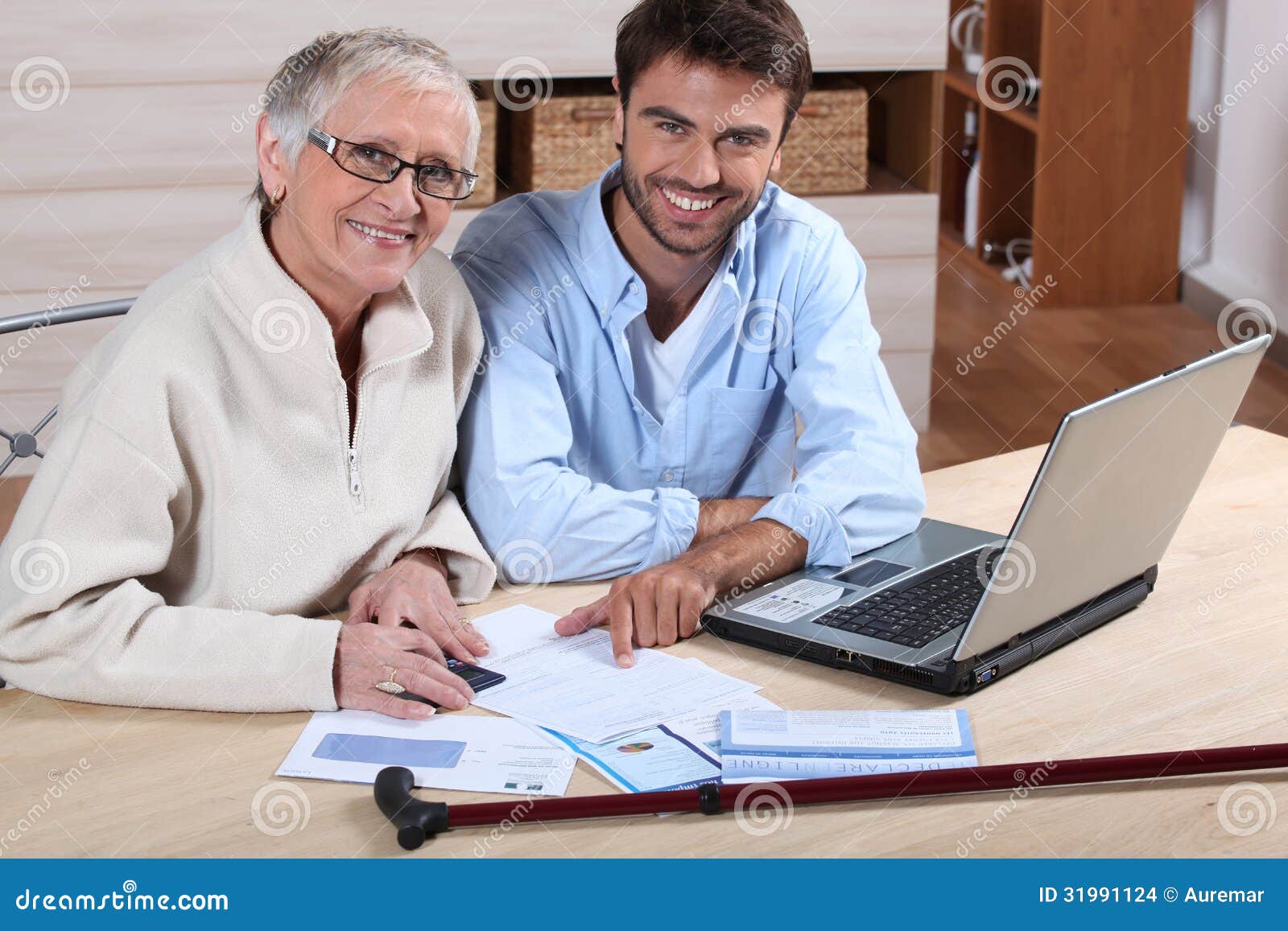 Nanna de ajuda do homem foto de stock. Imagem de mulheres - 31991124