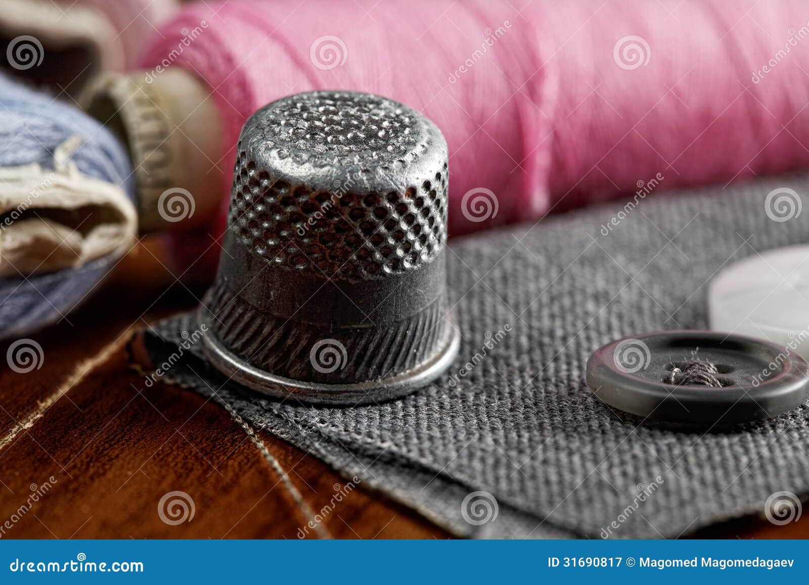 Naparstek obraz stock. Obraz złożonej z menchie, guzik - 31690817