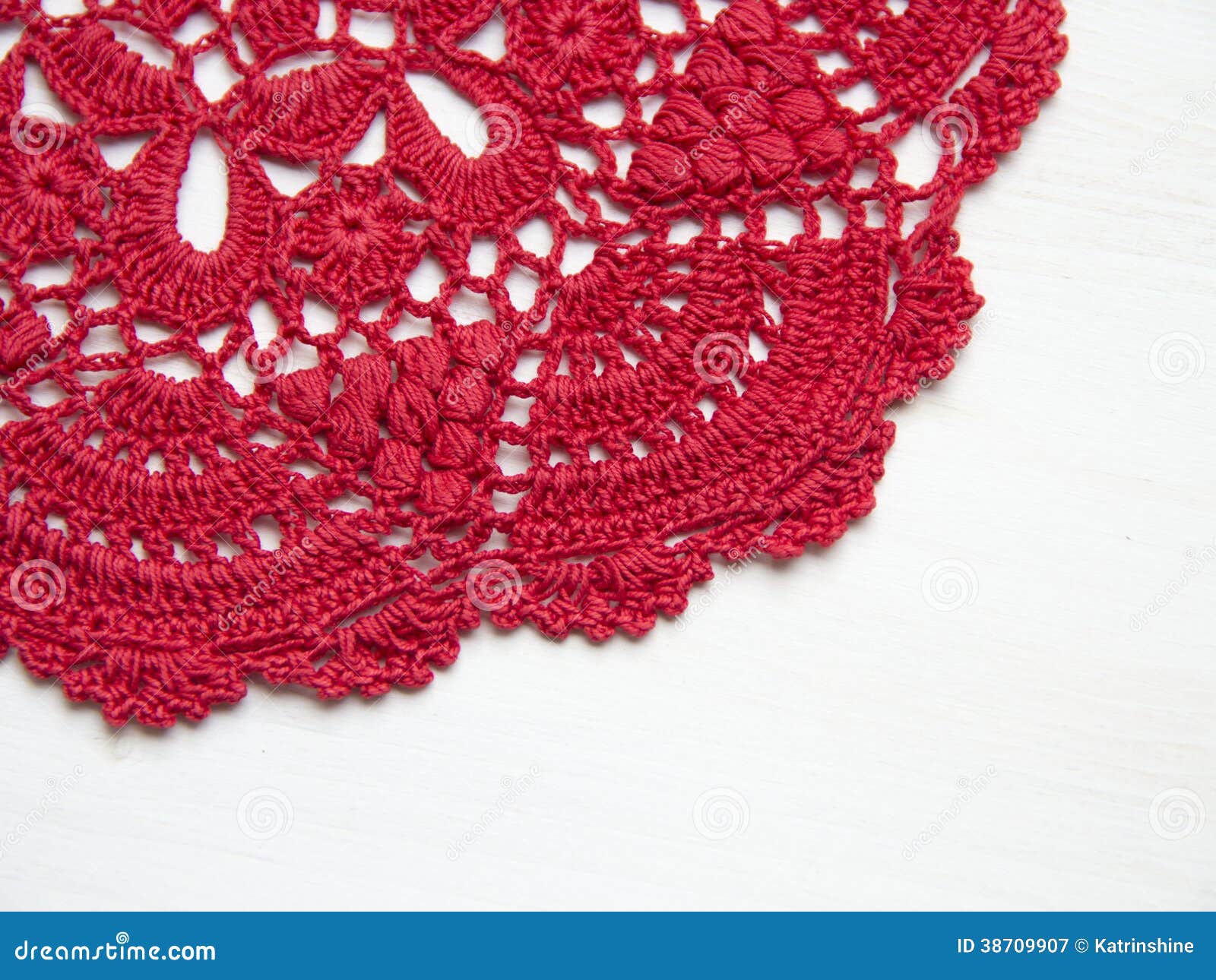 Napperon rouge de crochet image stock. Image du lacy - 38709907