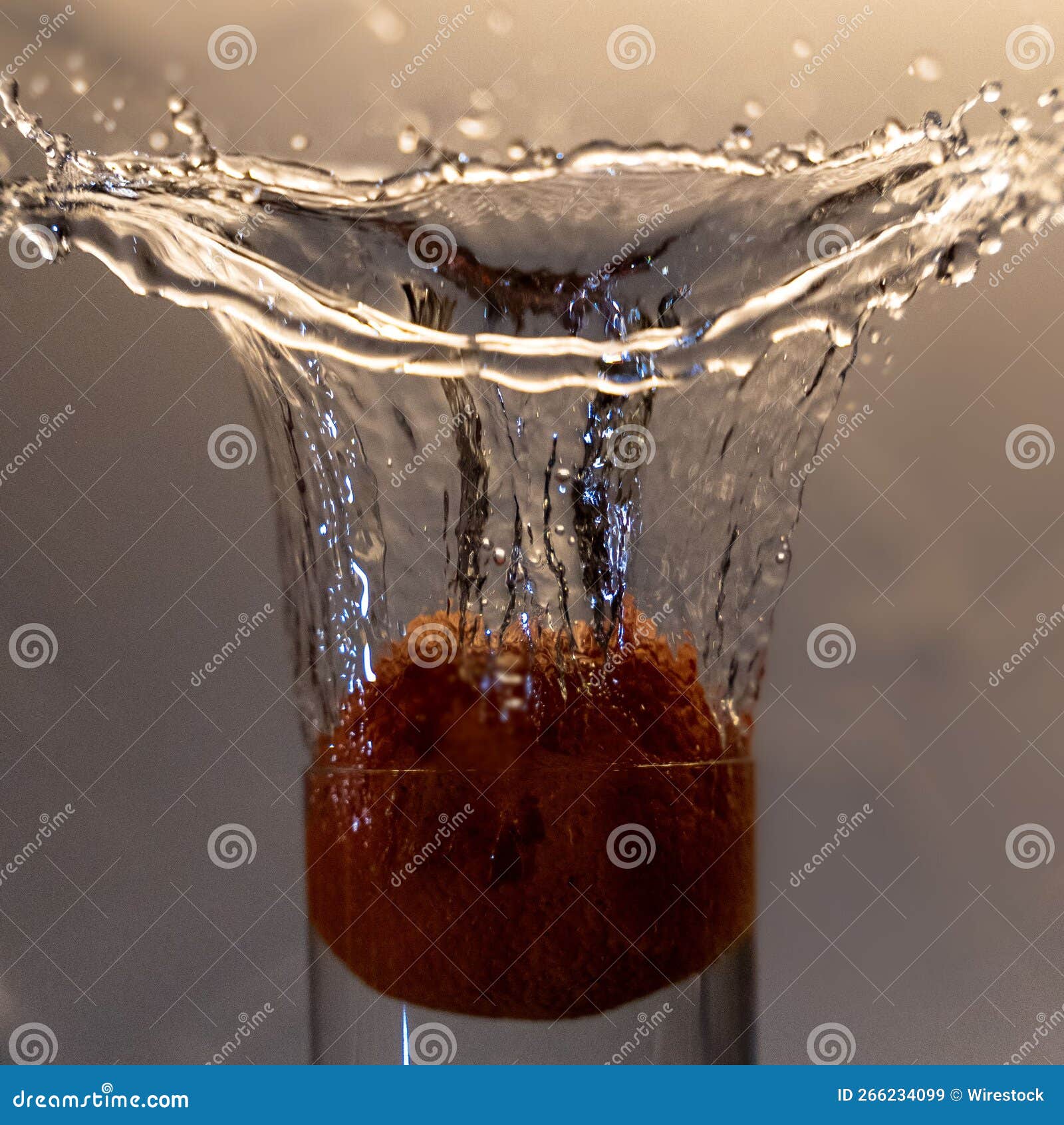 Naranja Cayendo En Un Vaso Y Salpicando El Agua Imagen de archivo ...
