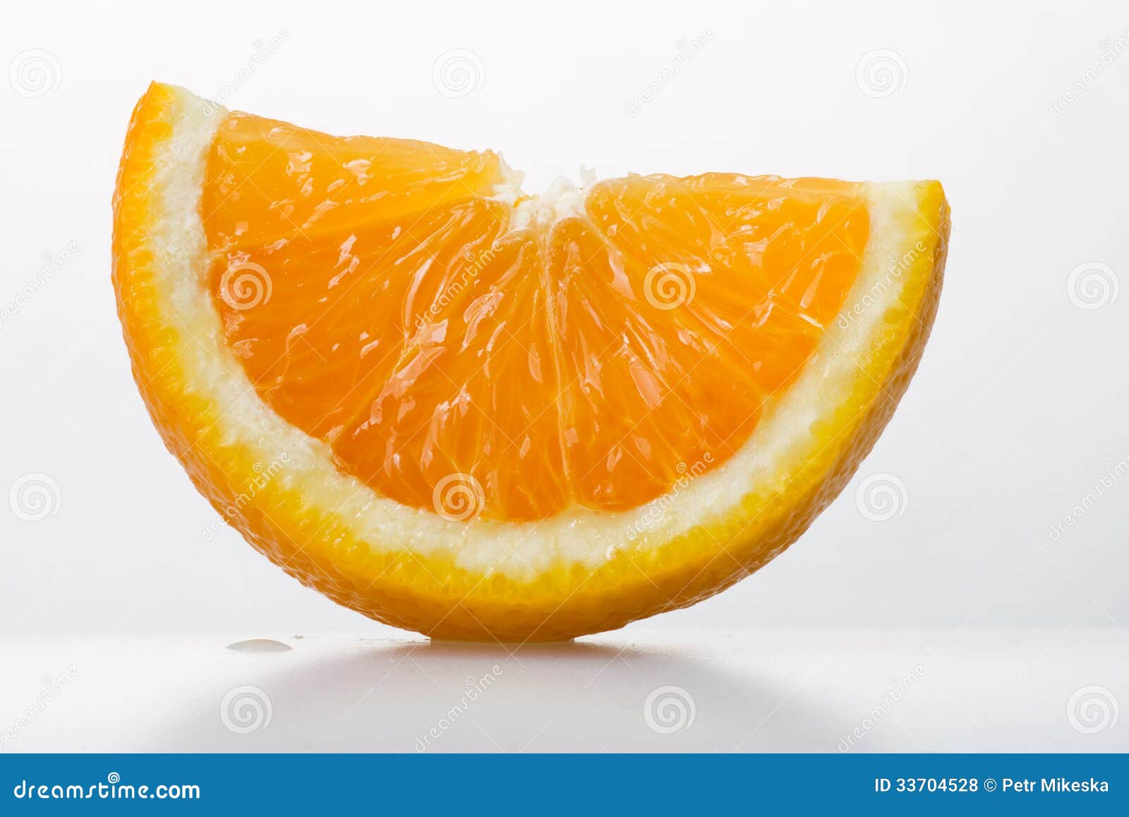 Naranja cortada foto de archivo. Imagen de fondo, alimento - 33704528