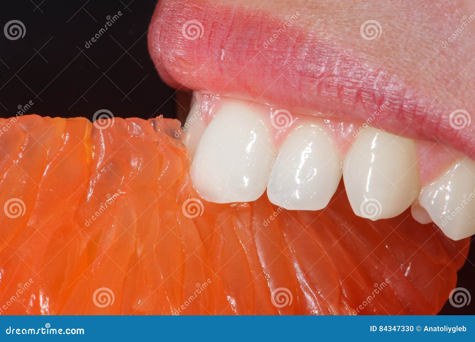 Naranja Del Primer En La Boca Del ` S De La Mujer Foto de archivo ...