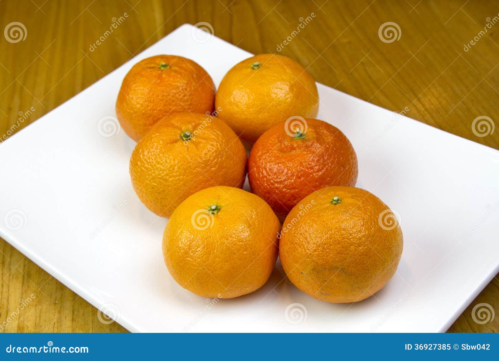 6 naranjas en plato imagen de archivo. Imagen de plato - 36927385