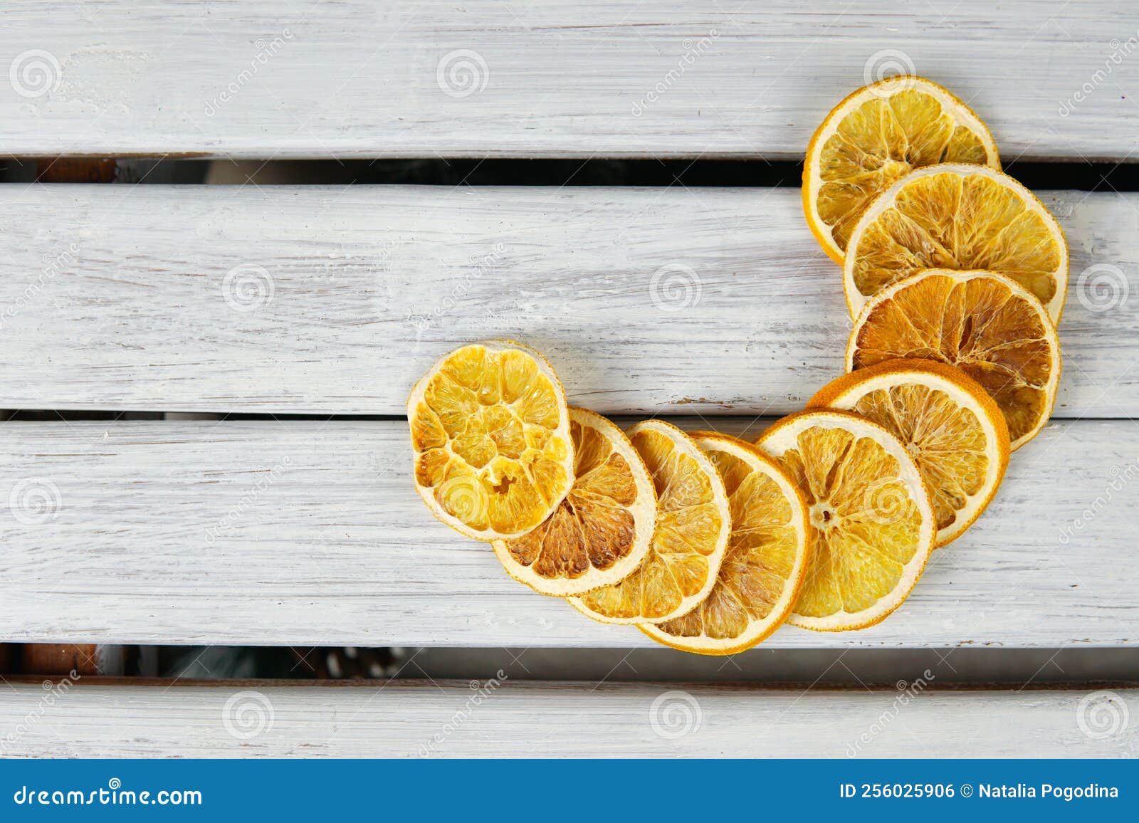 Naranjas Secas En Rodajas En El Banco. Foto de archivo - Imagen de ...