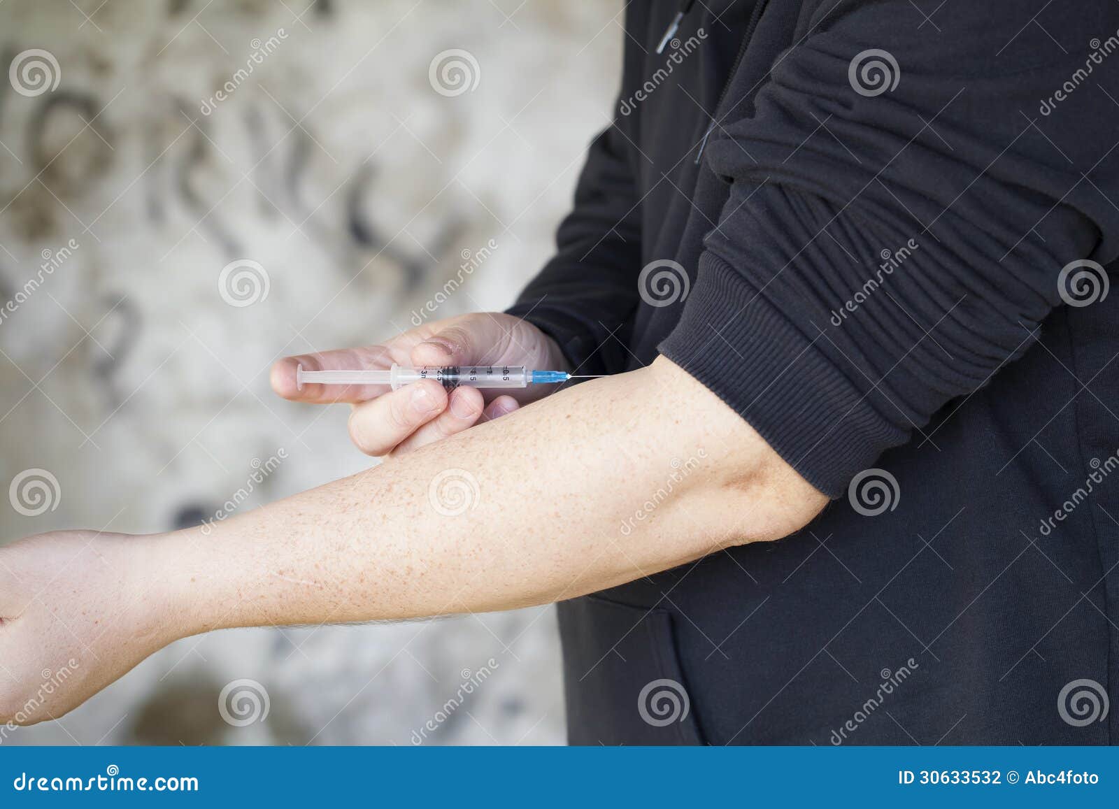 Narkoman z strzykawką zdjęcie stock. Obraz złożonej z wstrzykiwanie ...