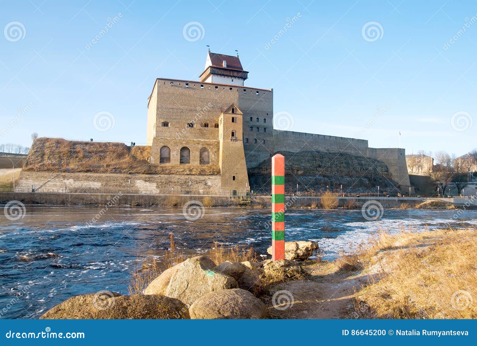 Narva Estland Hermann Castle Op De Narva-Rivier Redactionele Afbeelding ...