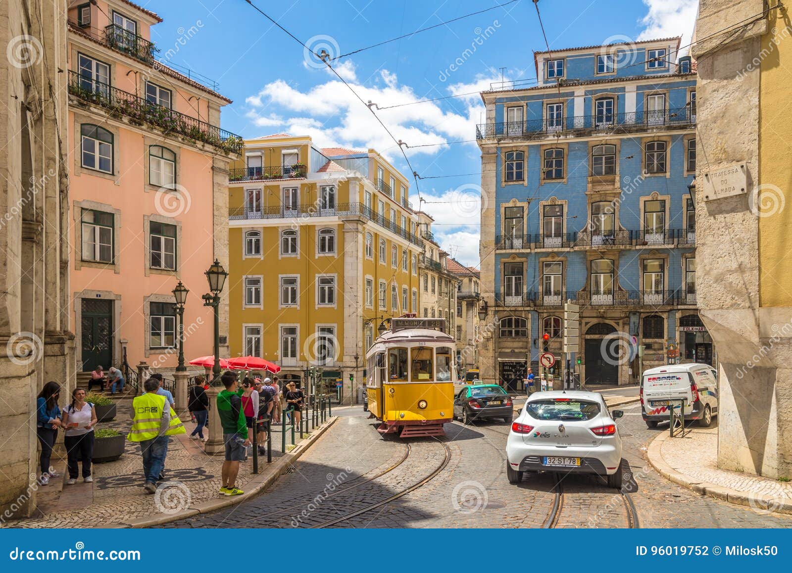 Nas Ruas De Lisboa Em Portugal Fotografia Editorial - Imagem de ...