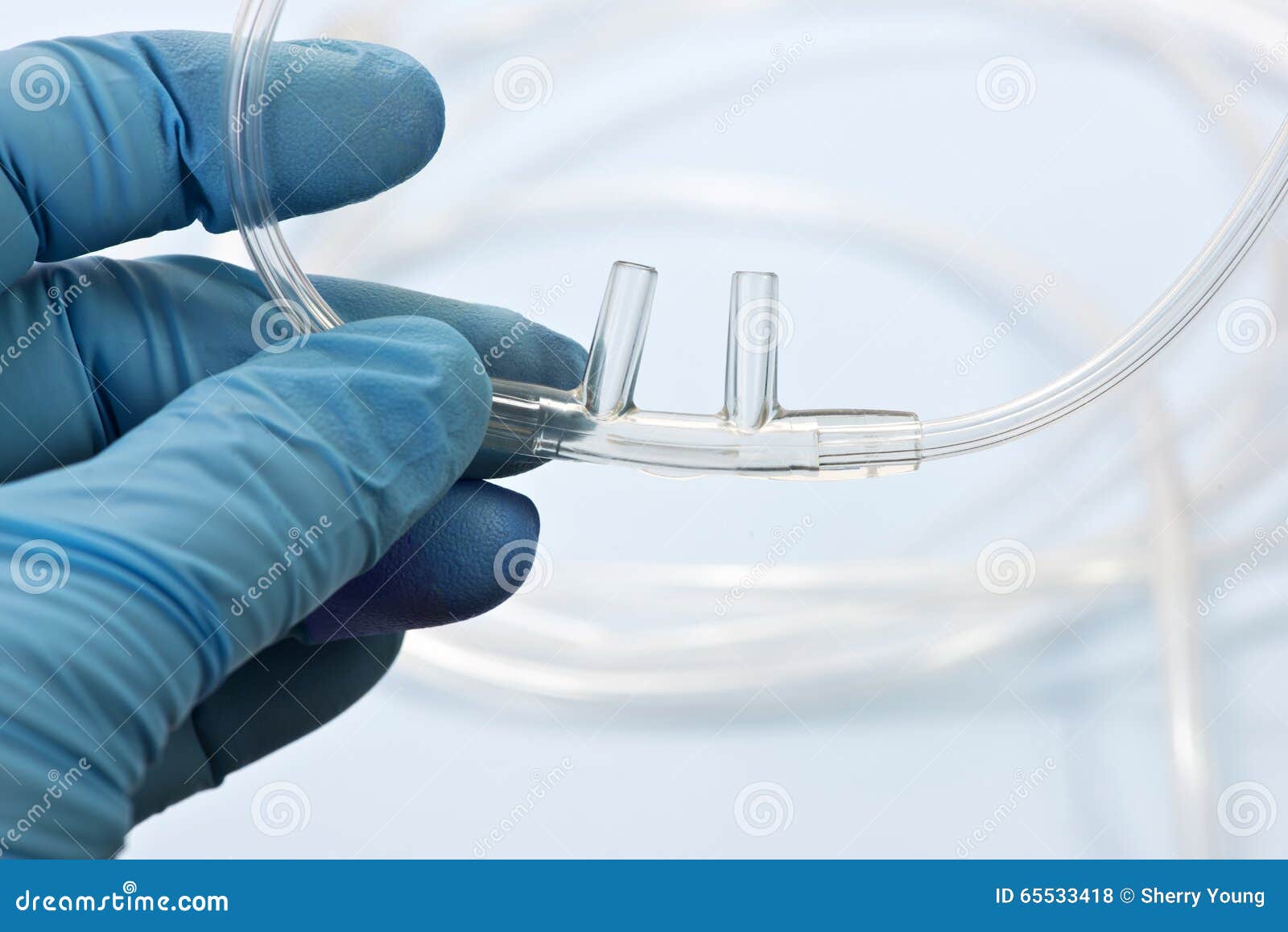 Nasaler Cannula stockfoto. Bild von zerstreuung, inhalator - 65533418
