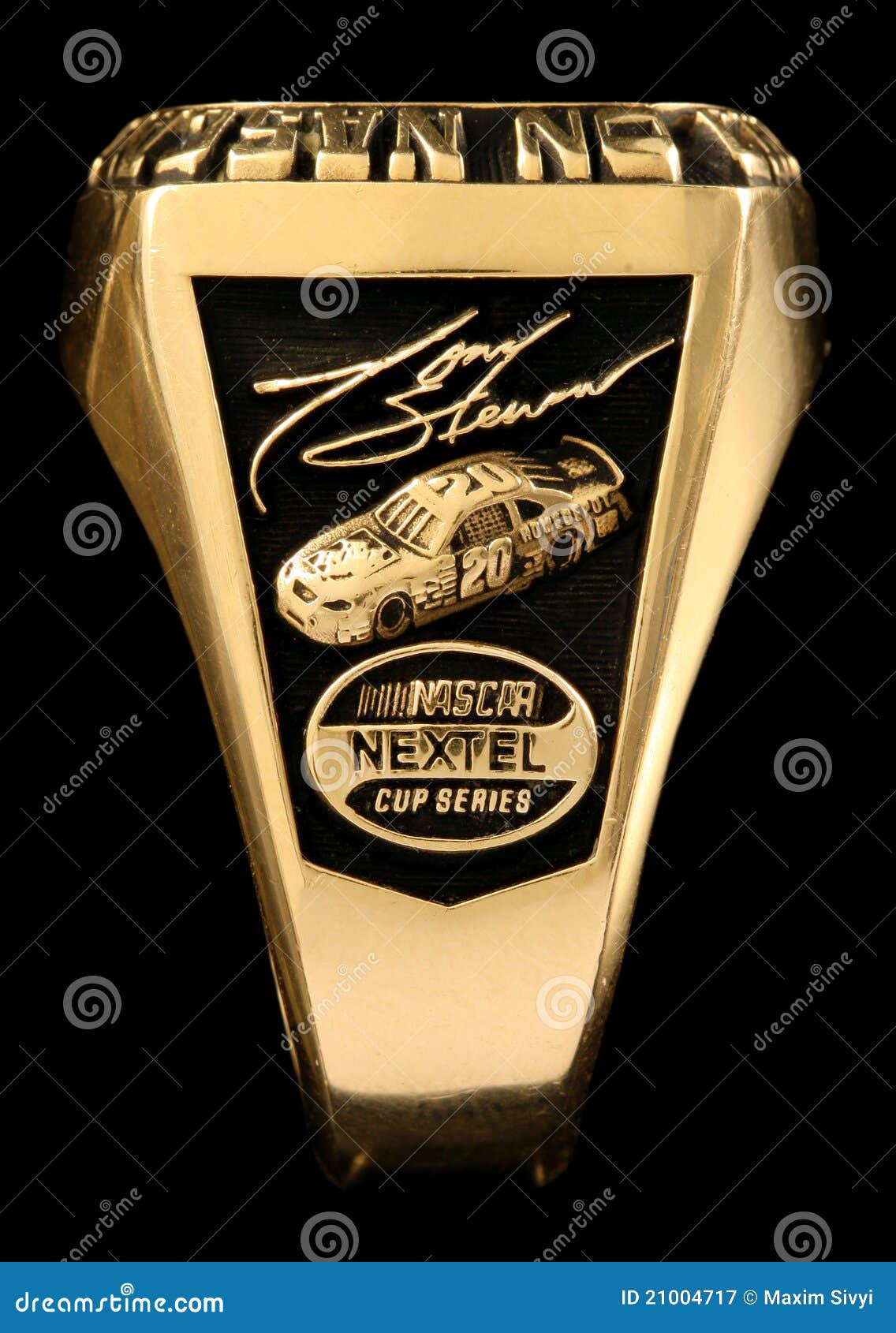NASCAR 2005 ring editorial photography. Image of gold - 21004717