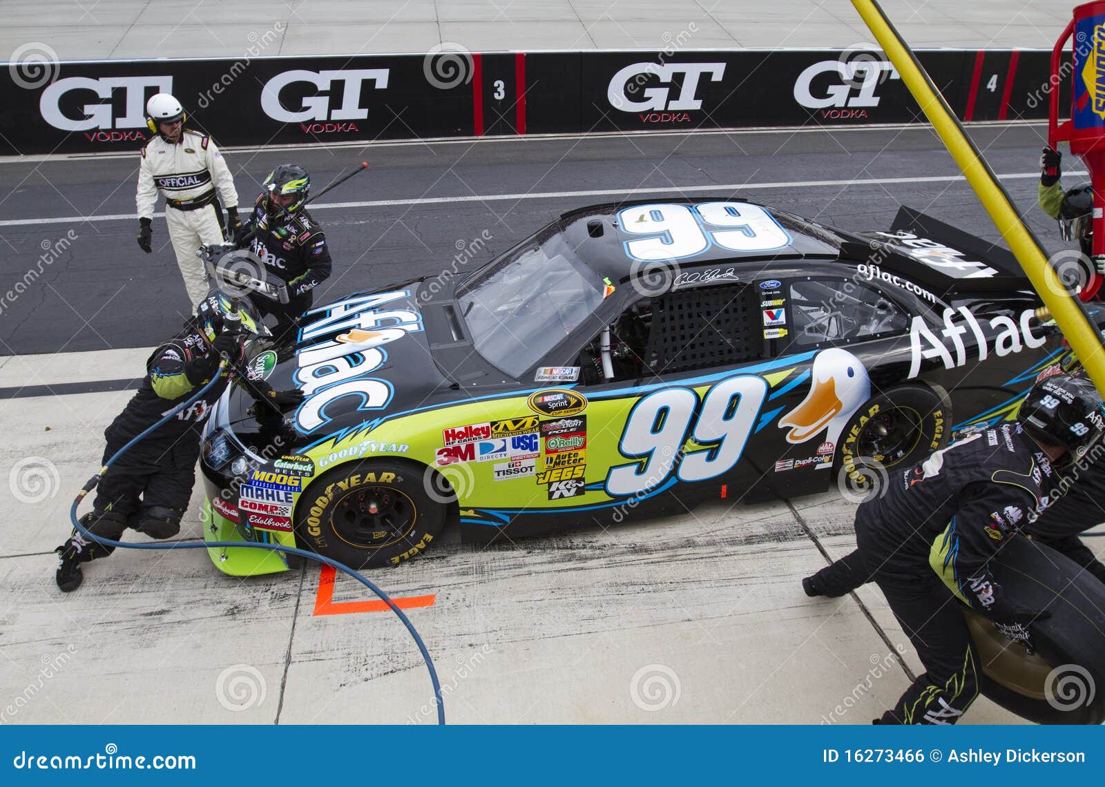 NASCAR: Sep 26 AAA 400 editorial photo. Image of track - 16273466