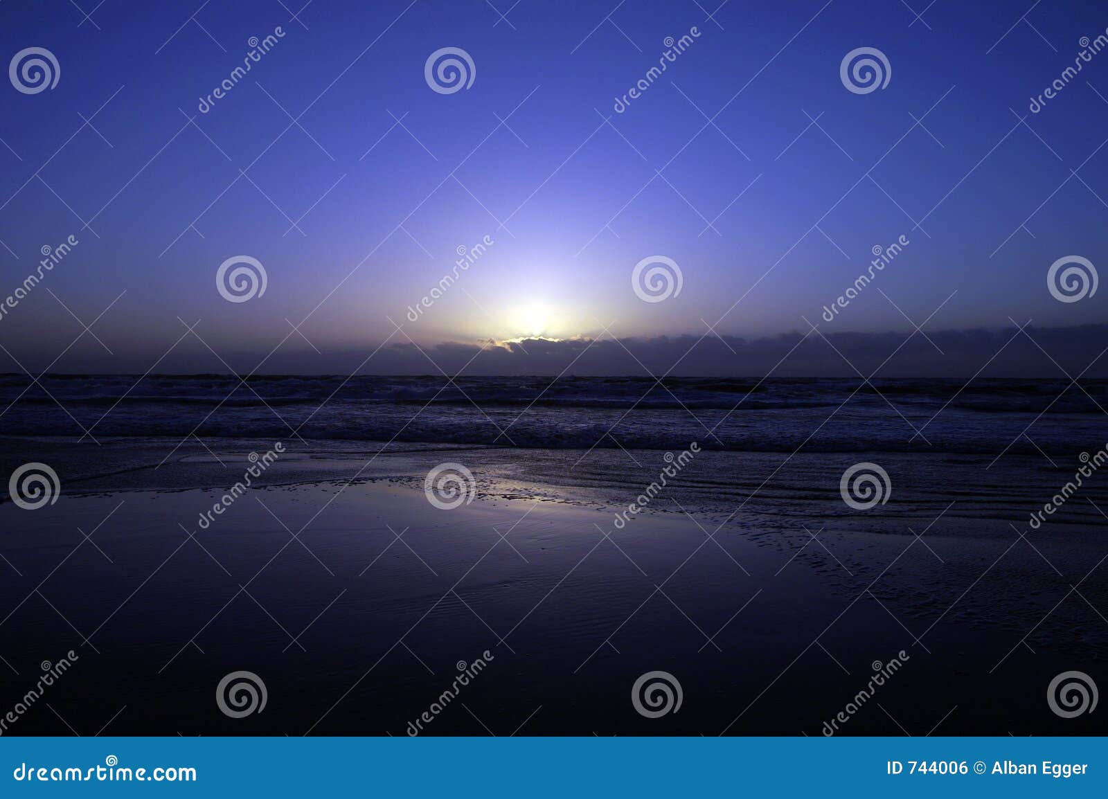 Nascer do sol azul foto de stock. Imagem de noite, azul - 744006