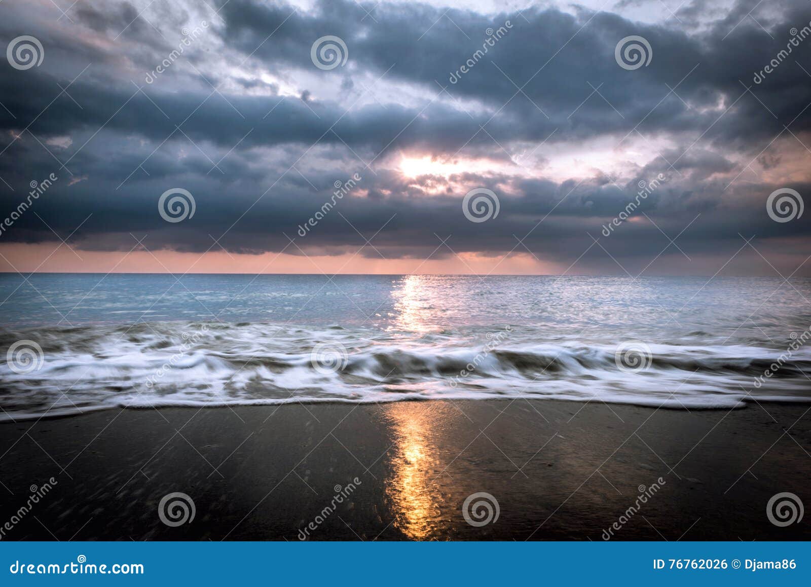 Nascer Do Sol Bonito Sobre O Mar Foto de Stock - Imagem de alaranjado ...