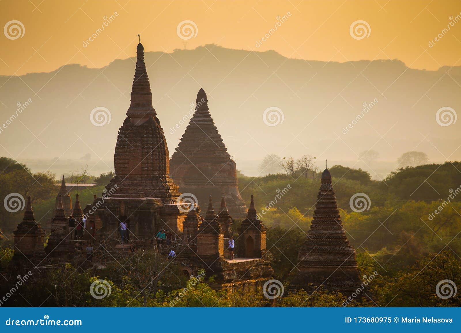 Nascer Do Sol Sobre O Vale Com Os Pagodes Antigos Imagem de Stock ...