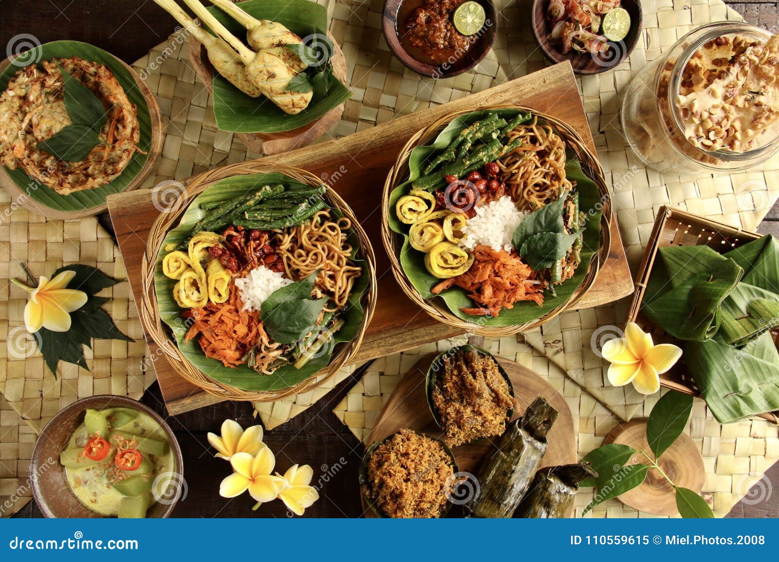 Nasi Campur Bali image stock. Image du saccadé, cari - 110559615