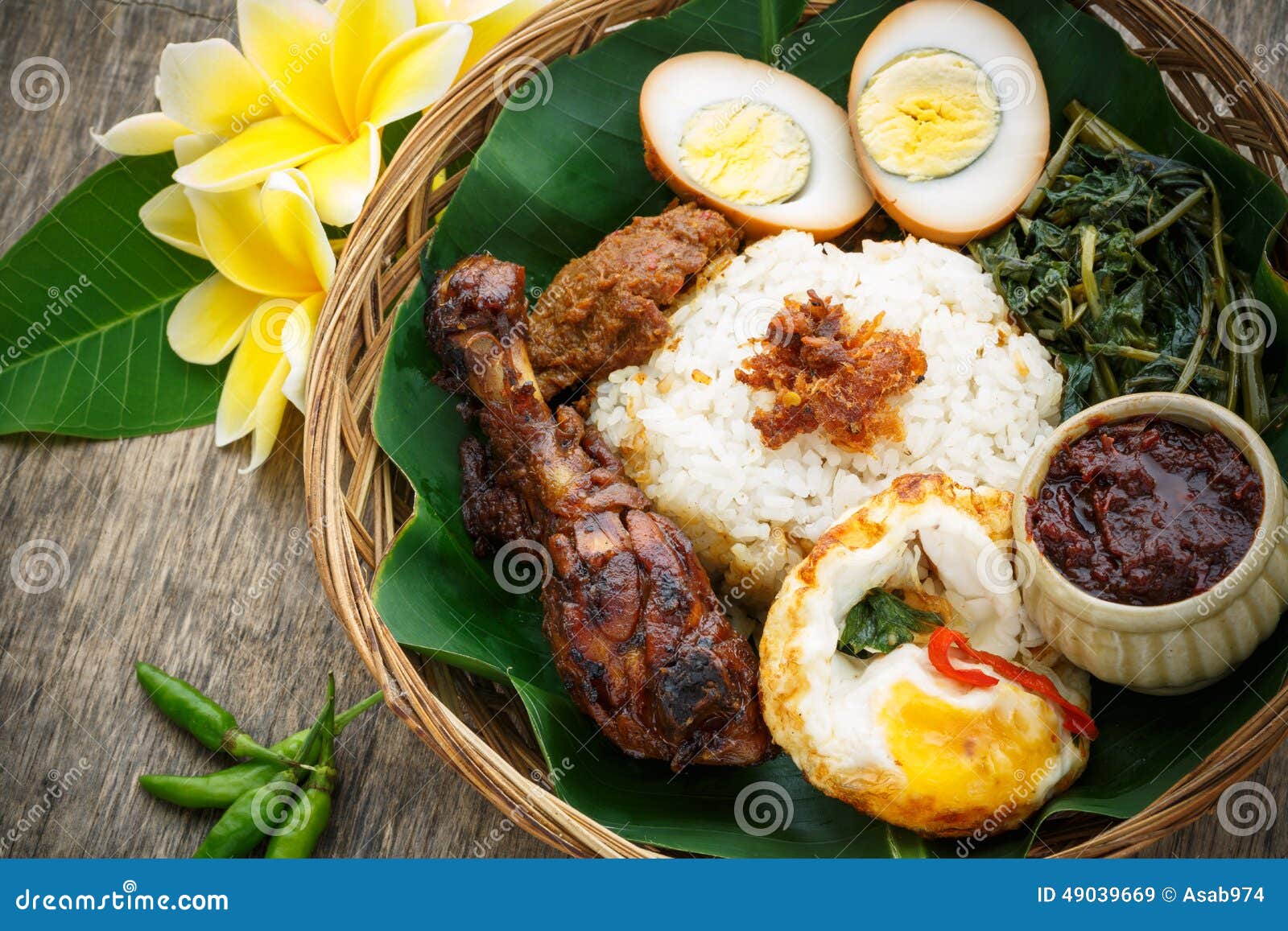 Nasi Campur, Comida Indonesia Imagen de archivo - Imagen de hoja, carne ...