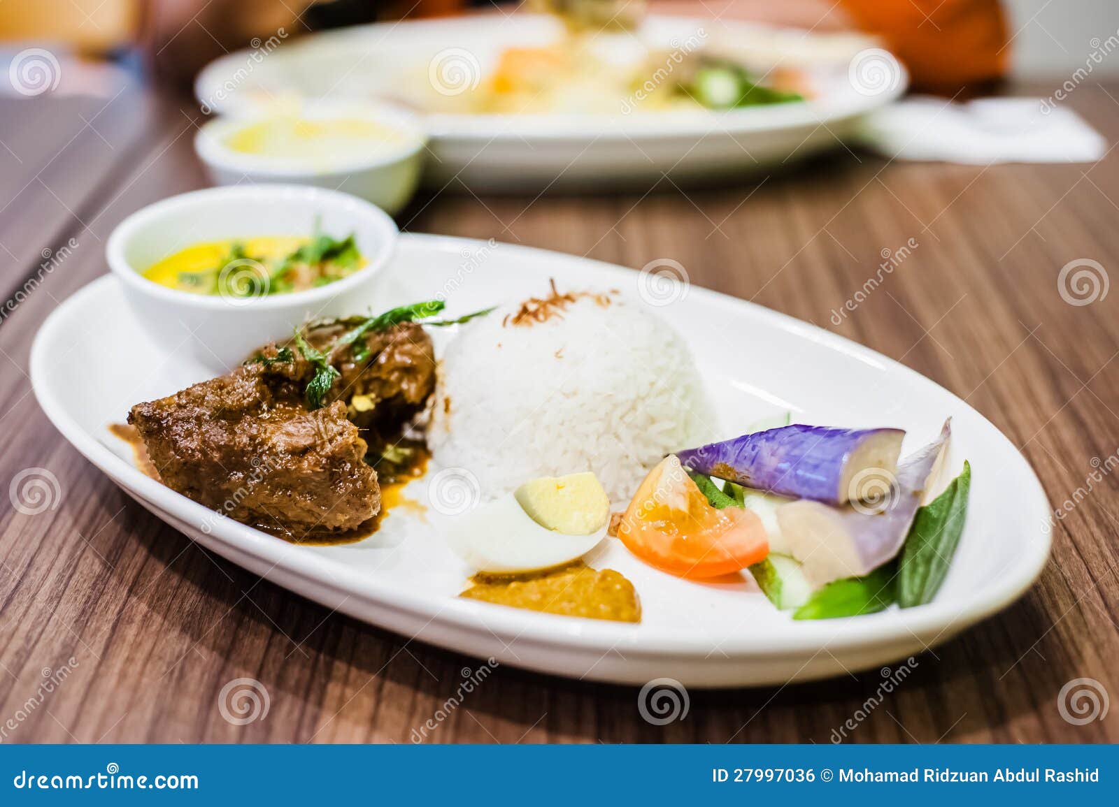 Nasi Lemak Ayam Rendang foto de archivo. Imagen de huevos - 27997036