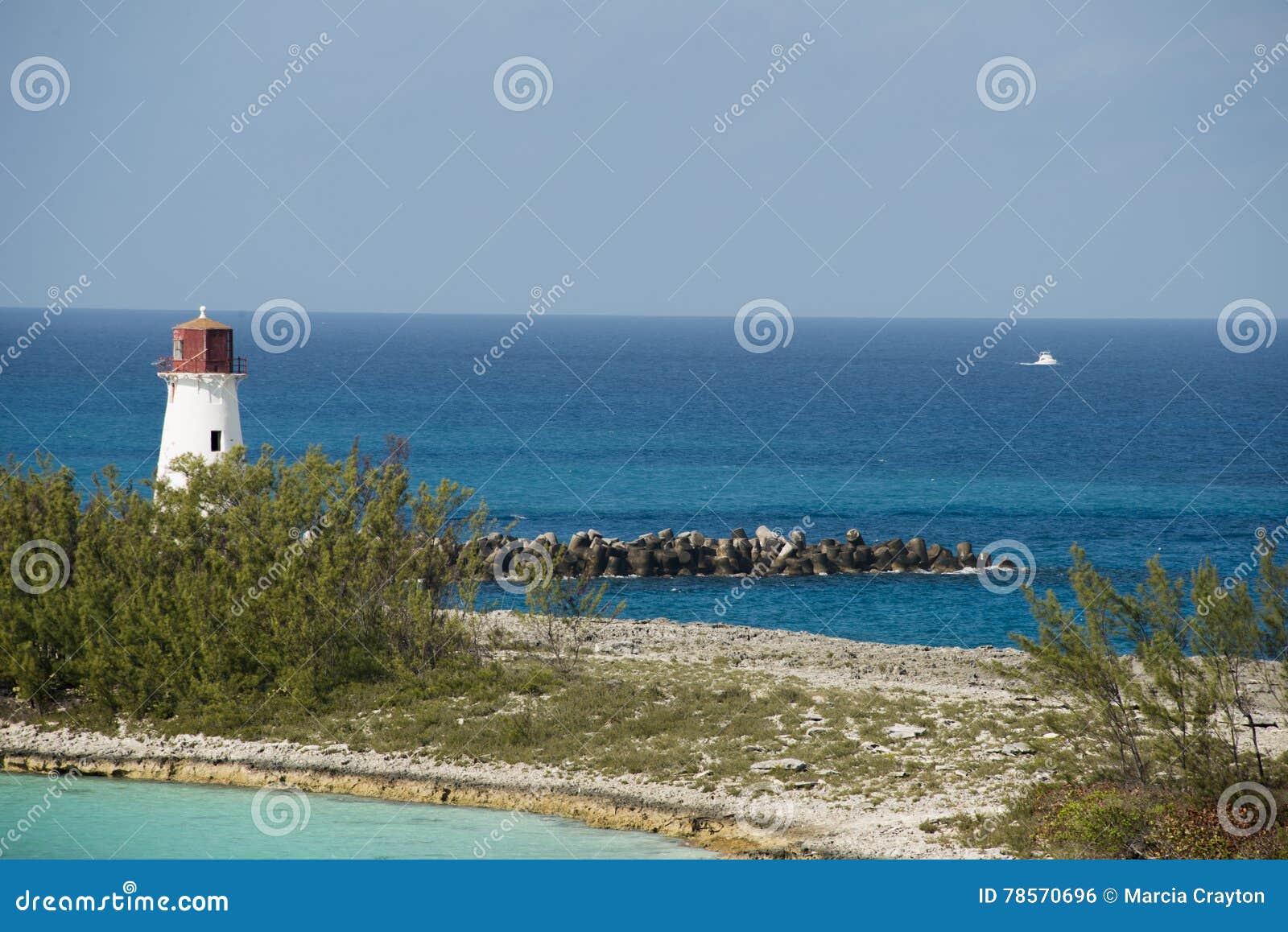 Nassau Harbour Lighthouse editorial photo. Image of paradise - 78570696