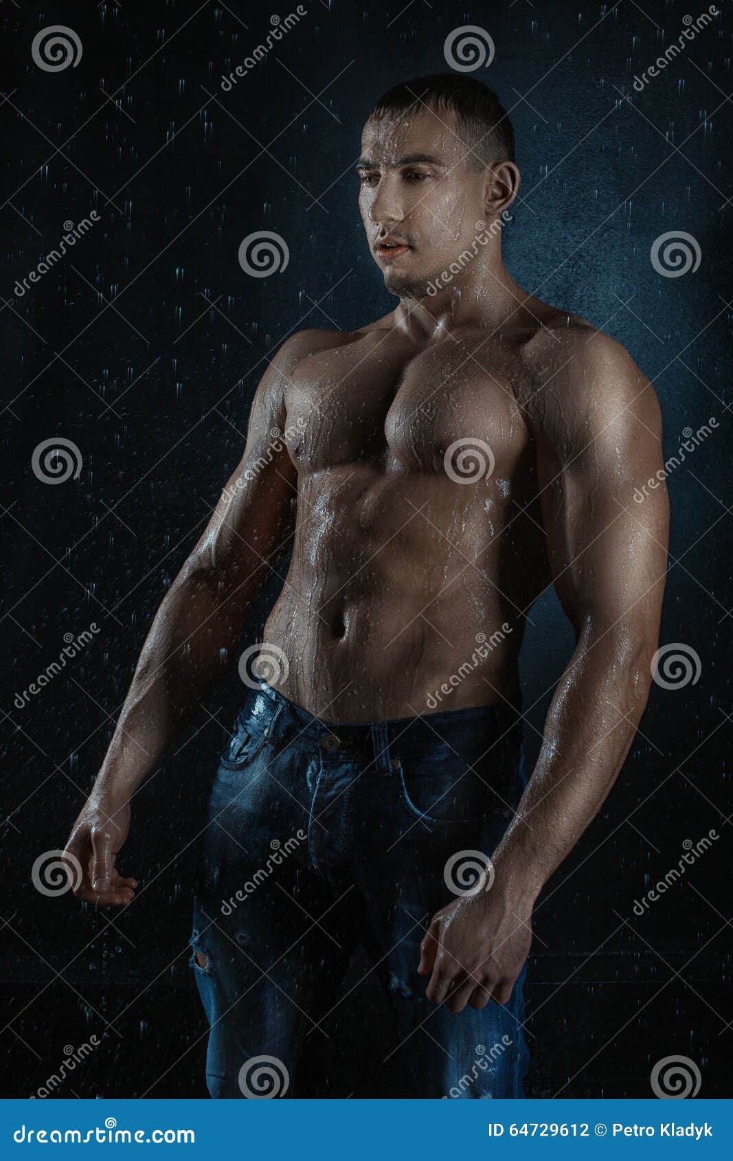 Nasser Athletenkörperbodybuilder Im Regen Stockfoto - Bild von hygiene ...