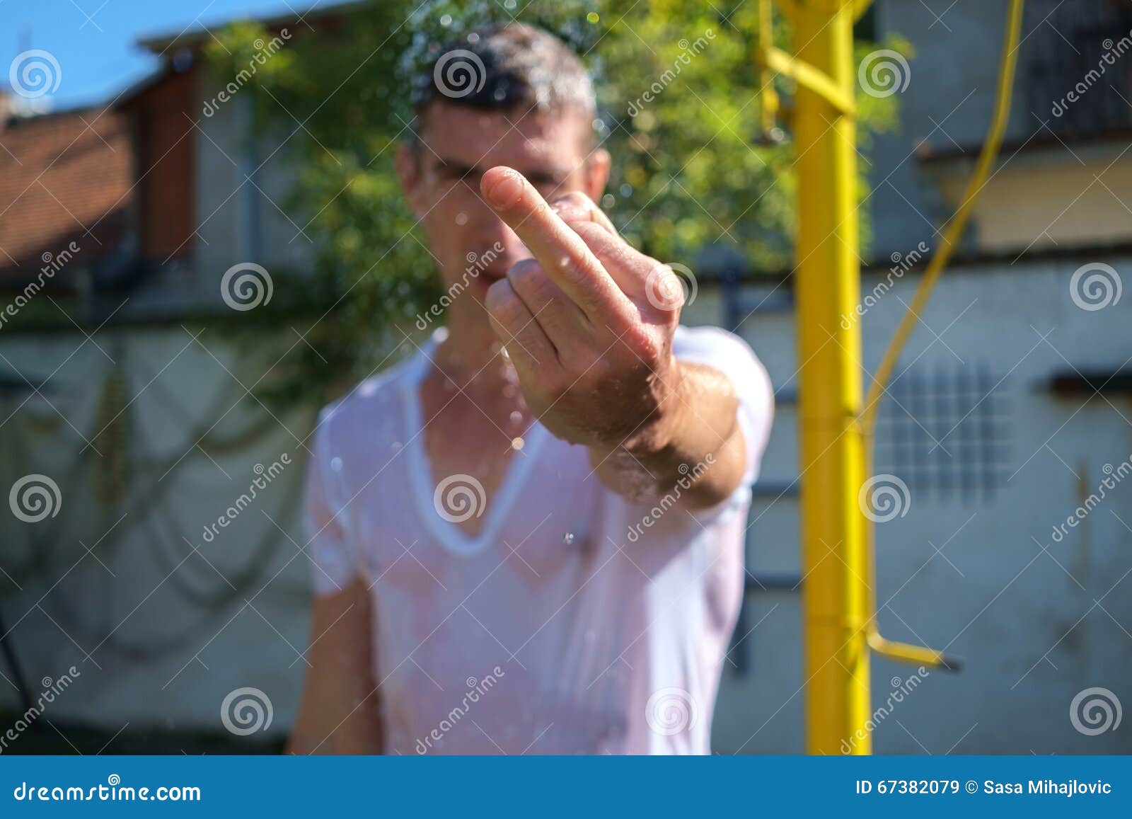 Nasser Mann, Der Mittelfinger Zeigt Stockbild - Bild von fluglage ...